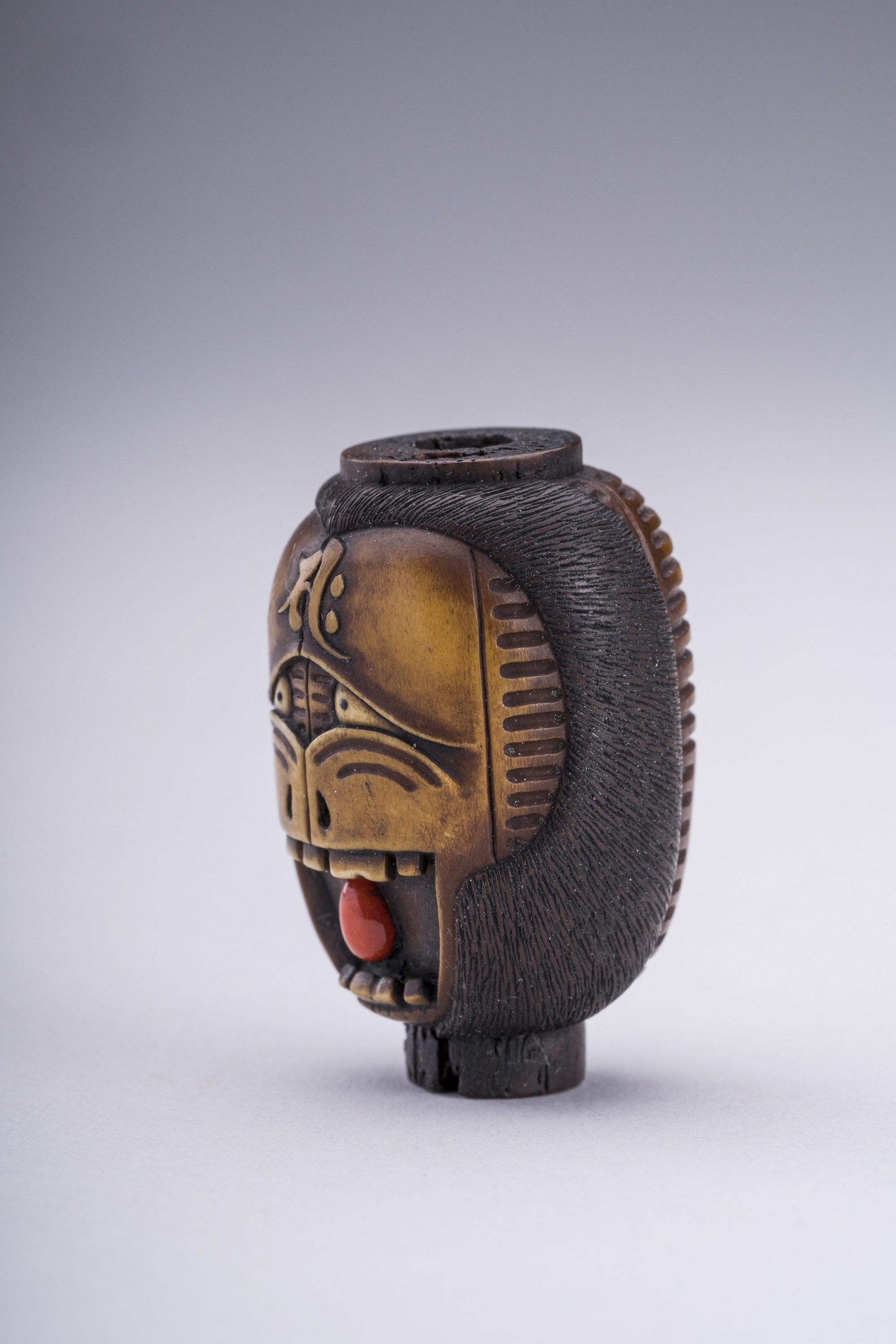 Lot 1539 - A CONTEMPORARY STAG ANTLER NETSUKE OF A