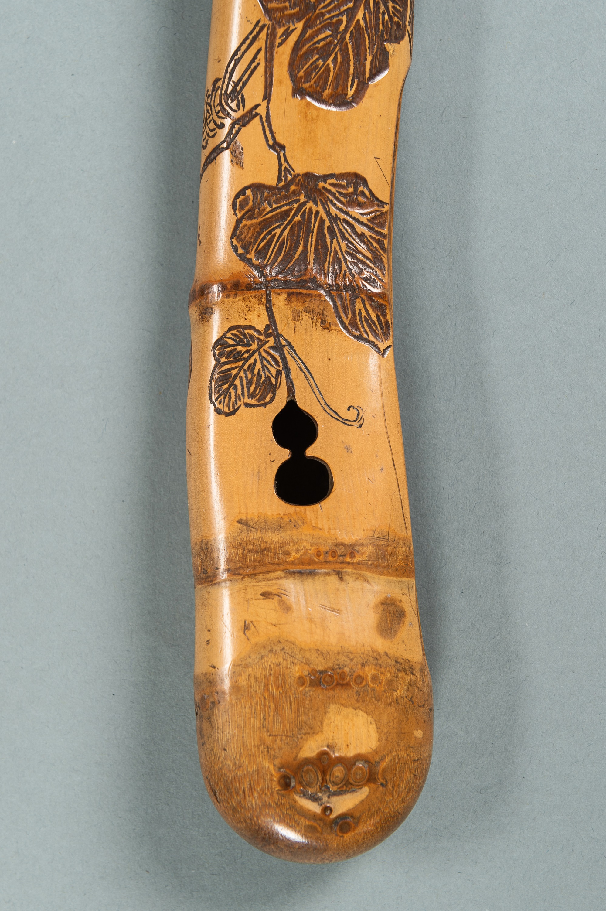 Lot 1604 - A BAMBOO KISERUZUTSU DEPICTING A GOURD AND