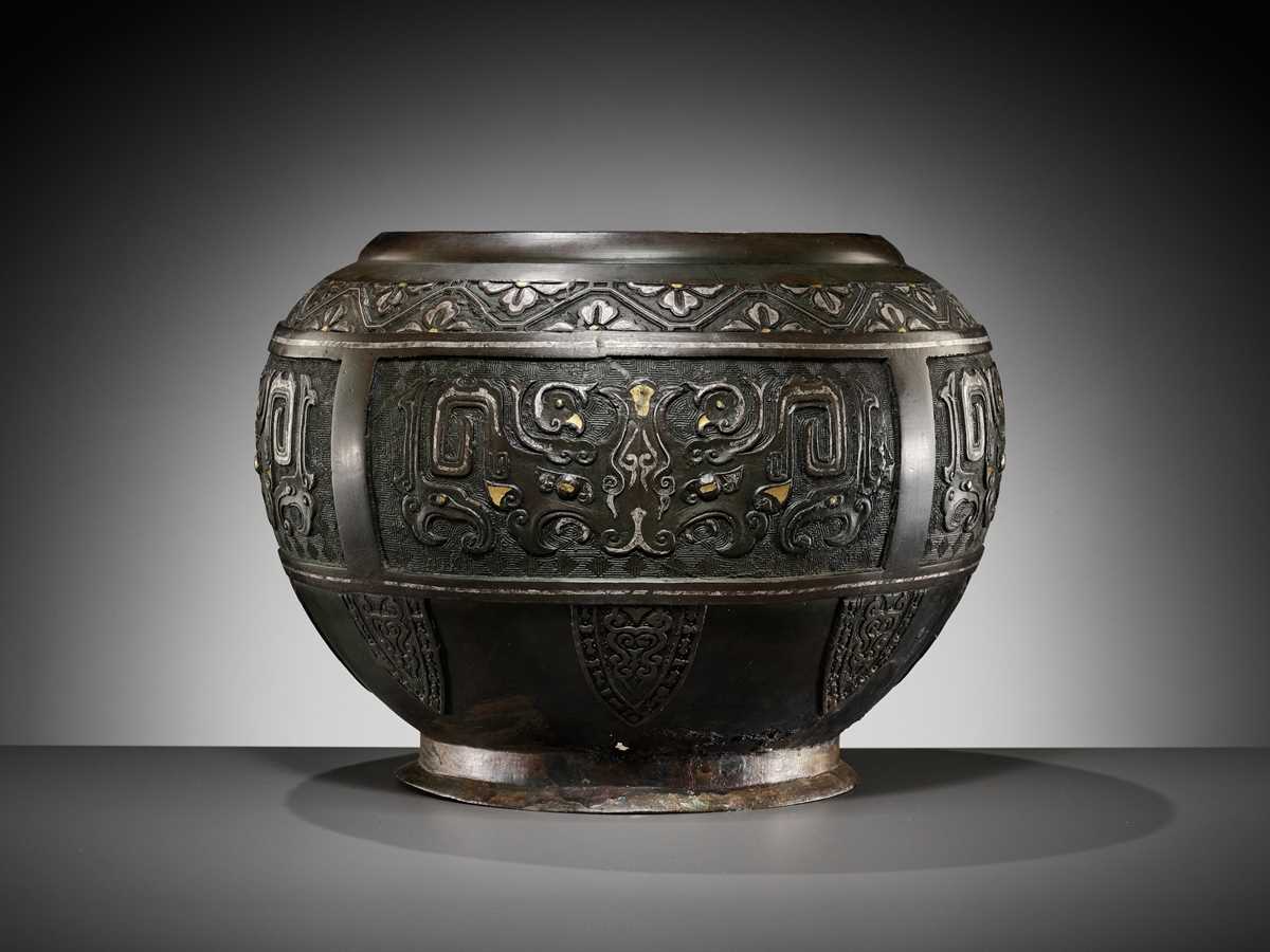 Lot 320 - AN ARCHAISTIC SILVER AND GILT-INLAID BRONZE