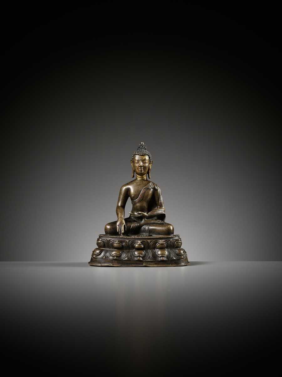 Lot 162 - A COPPER-INLAID BRONZE FIGURE OF BUDDHA,