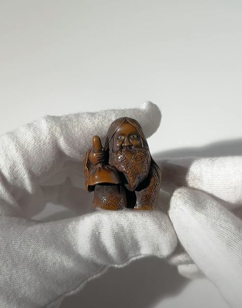 Lot 116 - NOBUKAZU: A WOOD SHUNGA NETSUKE OF OKAME