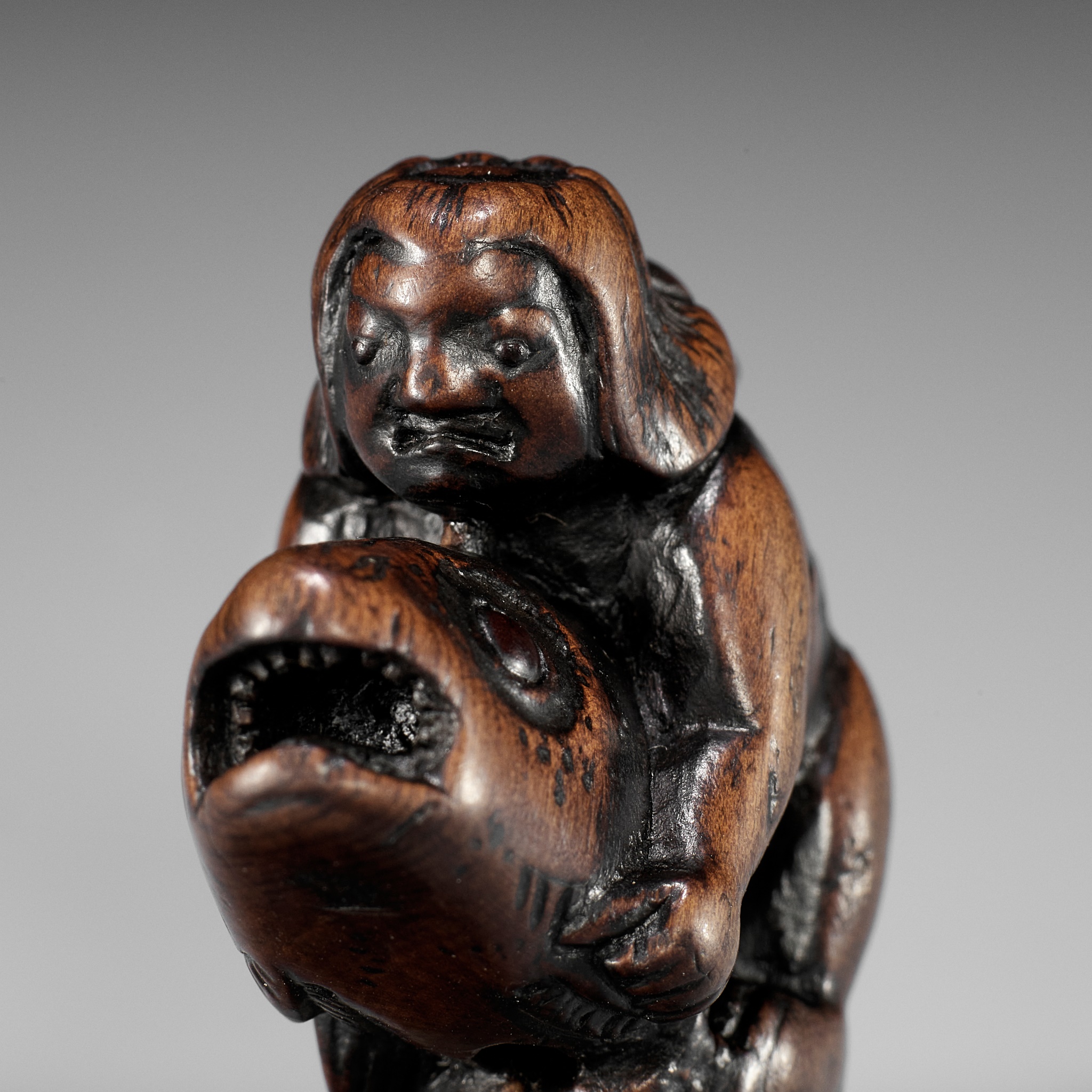 Lot 10 - AN EARLY WOOD NETSUKE DEPICTING ONIWAKAMARU