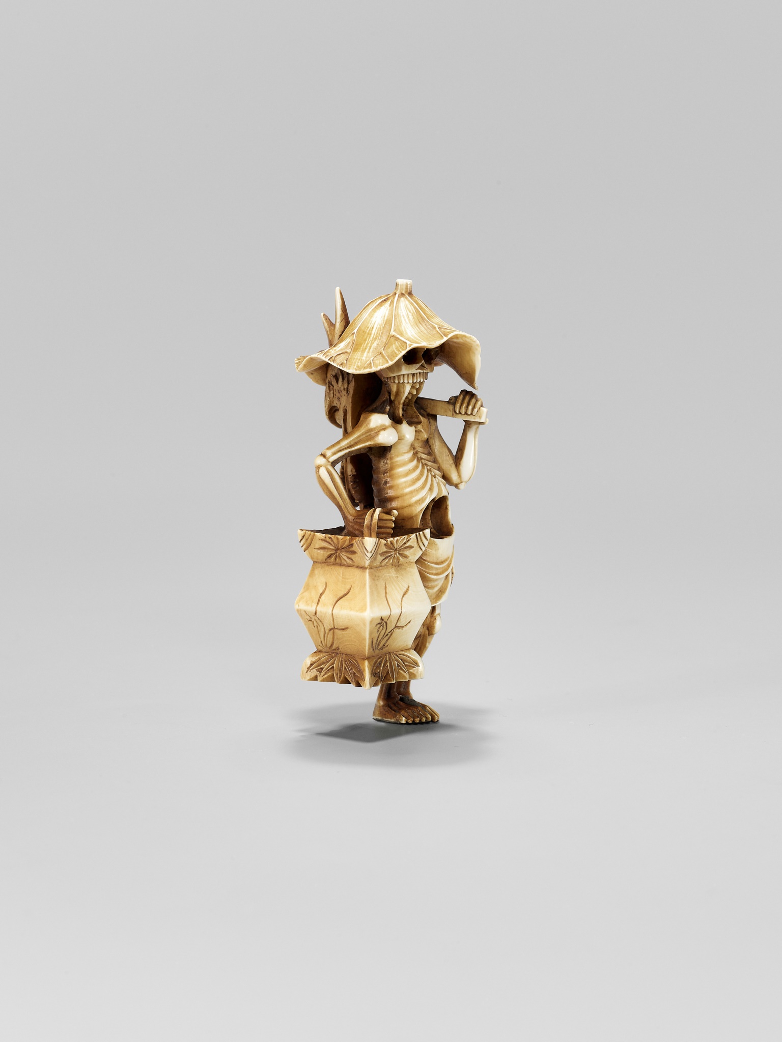 Lot 299 - A RARE IVORY NETSUKE OF OTSUYU WITH THE