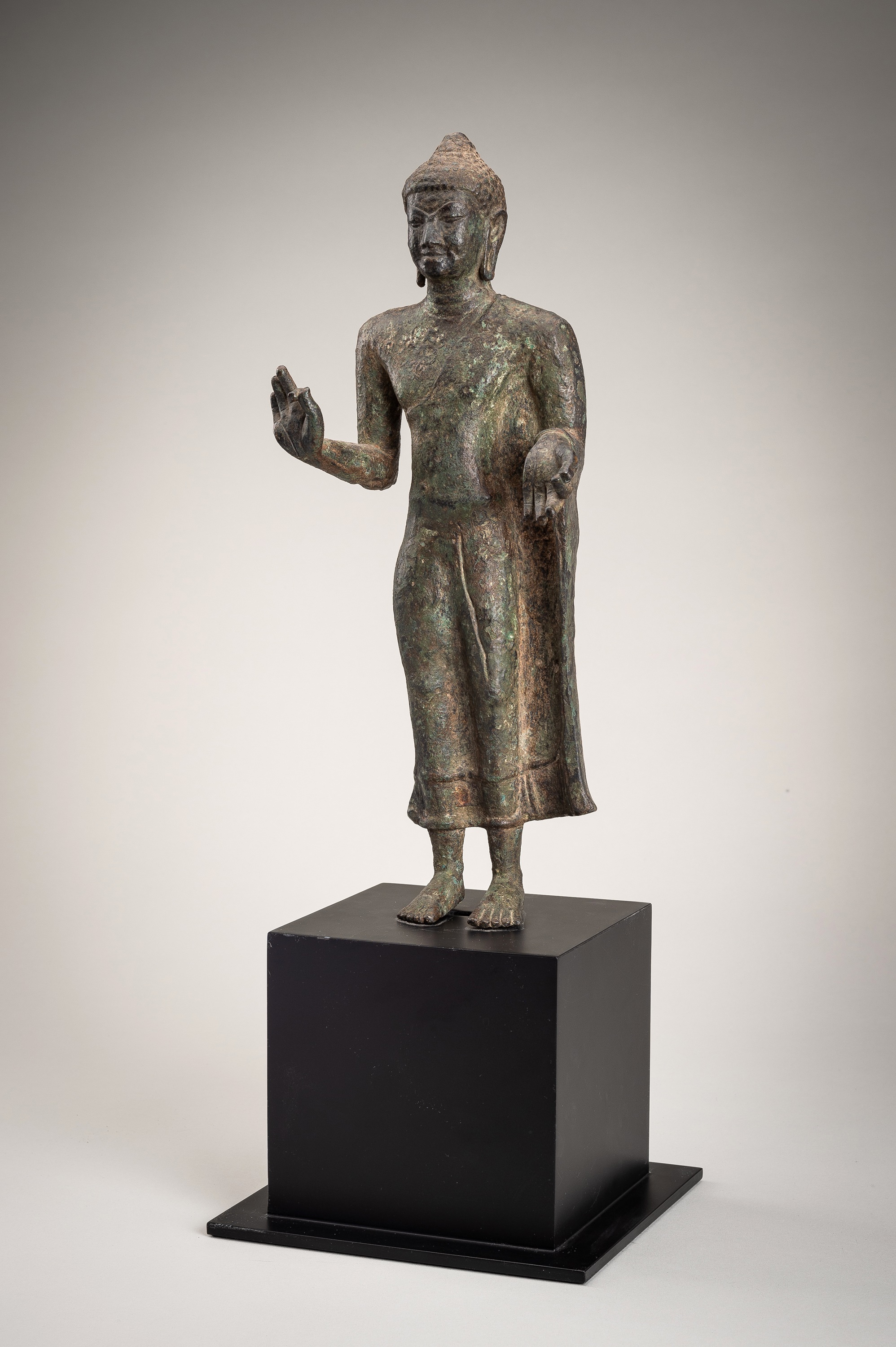 Lot 1420 - A BRONZE FIGURE OF BUDDHA, MON DVARAVATI