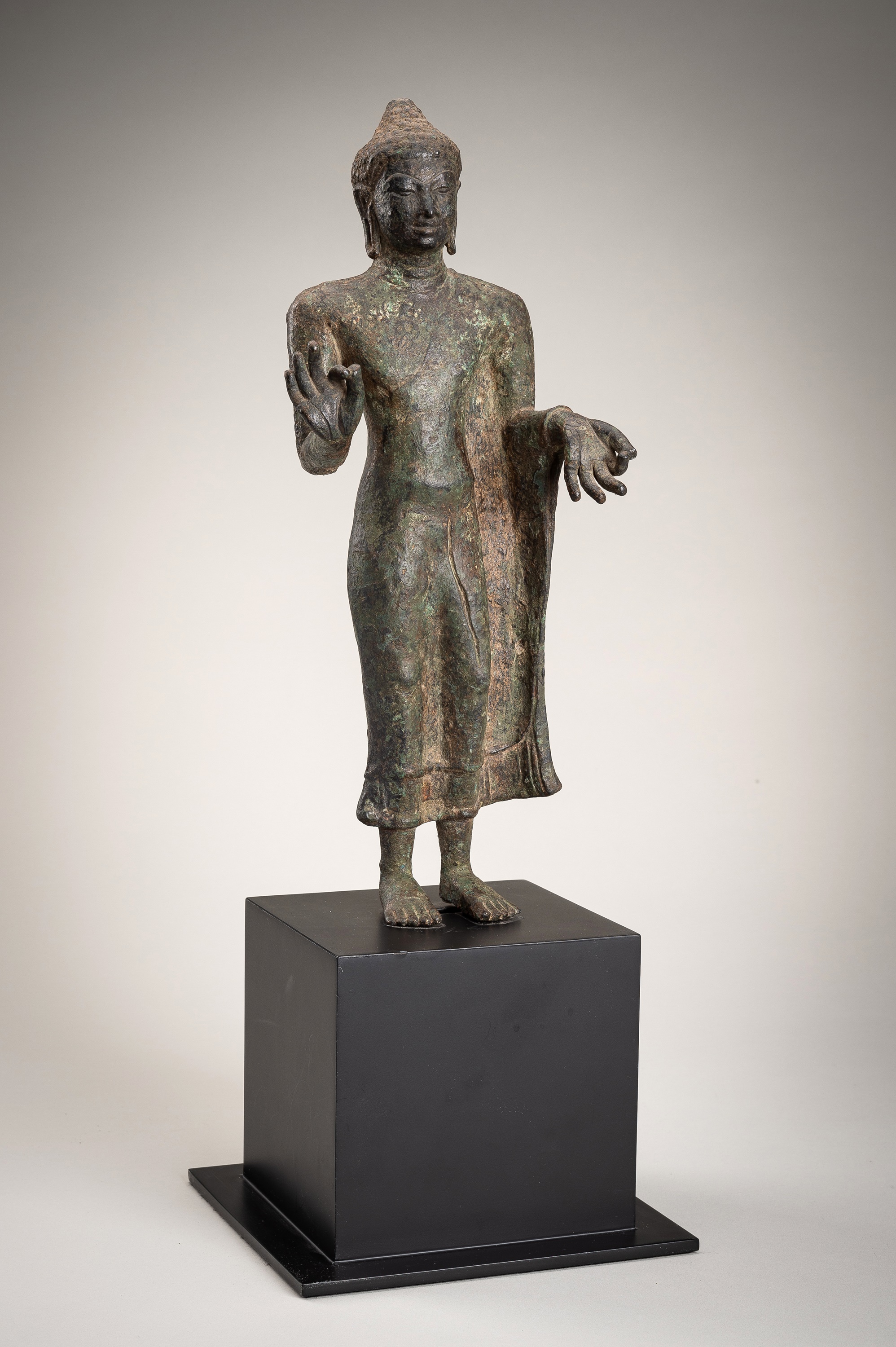 Lot 1420 - A BRONZE FIGURE OF BUDDHA, MON DVARAVATI