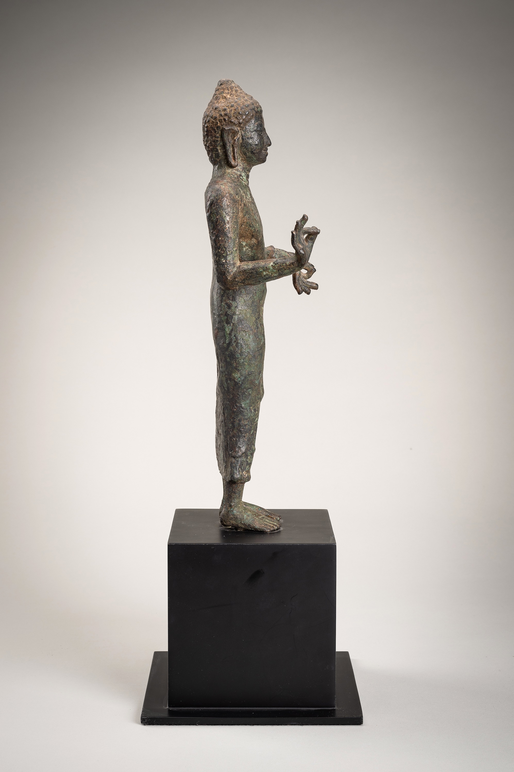 Lot 1420 - A BRONZE FIGURE OF BUDDHA, MON DVARAVATI