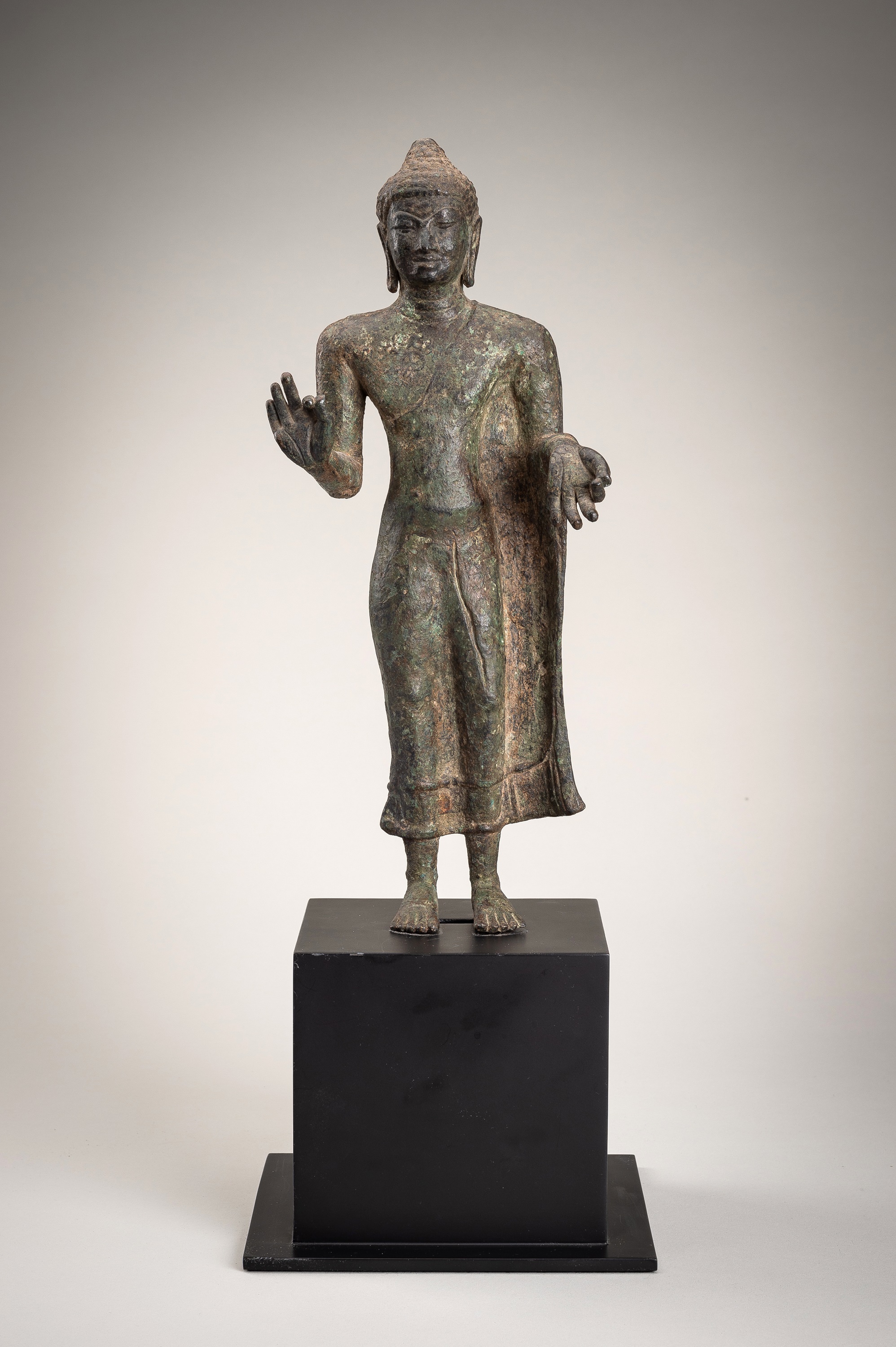 Lot 1420 - A BRONZE FIGURE OF BUDDHA, MON DVARAVATI