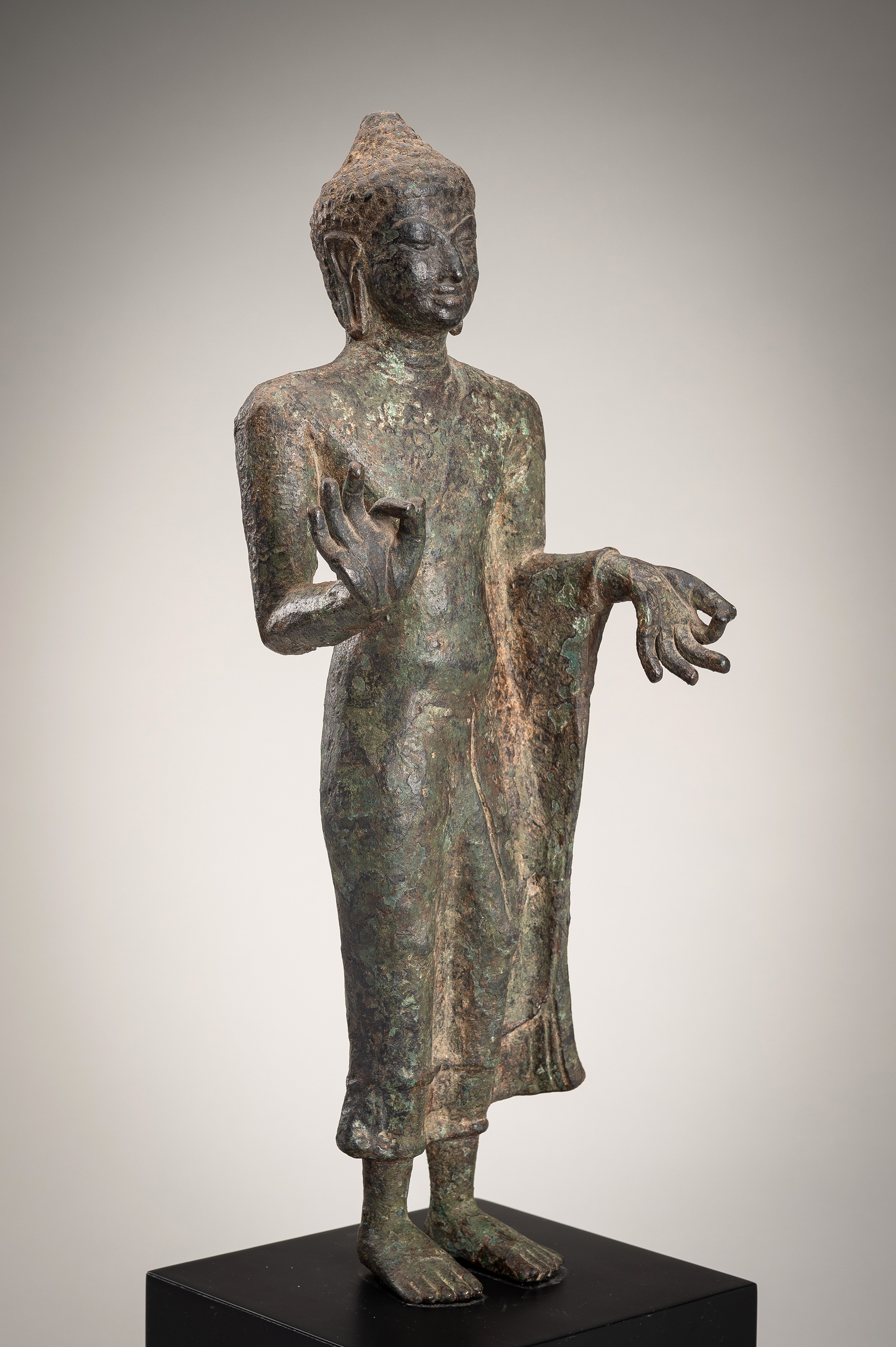 Lot 1420 - A BRONZE FIGURE OF BUDDHA, MON DVARAVATI