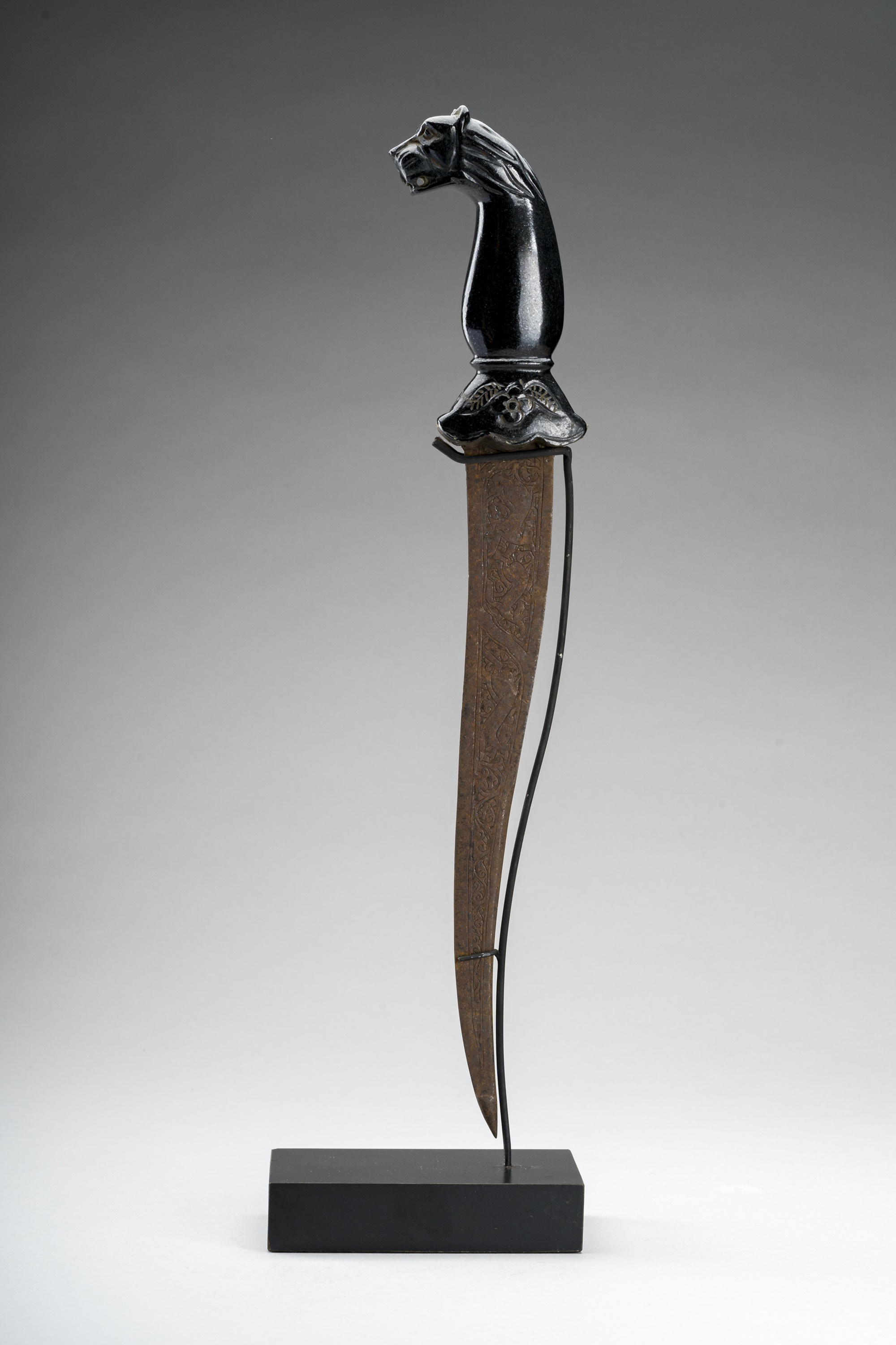Lot 697 - A MUGHAL HARDSTONE AND IRON DAGGER, KHANJAR