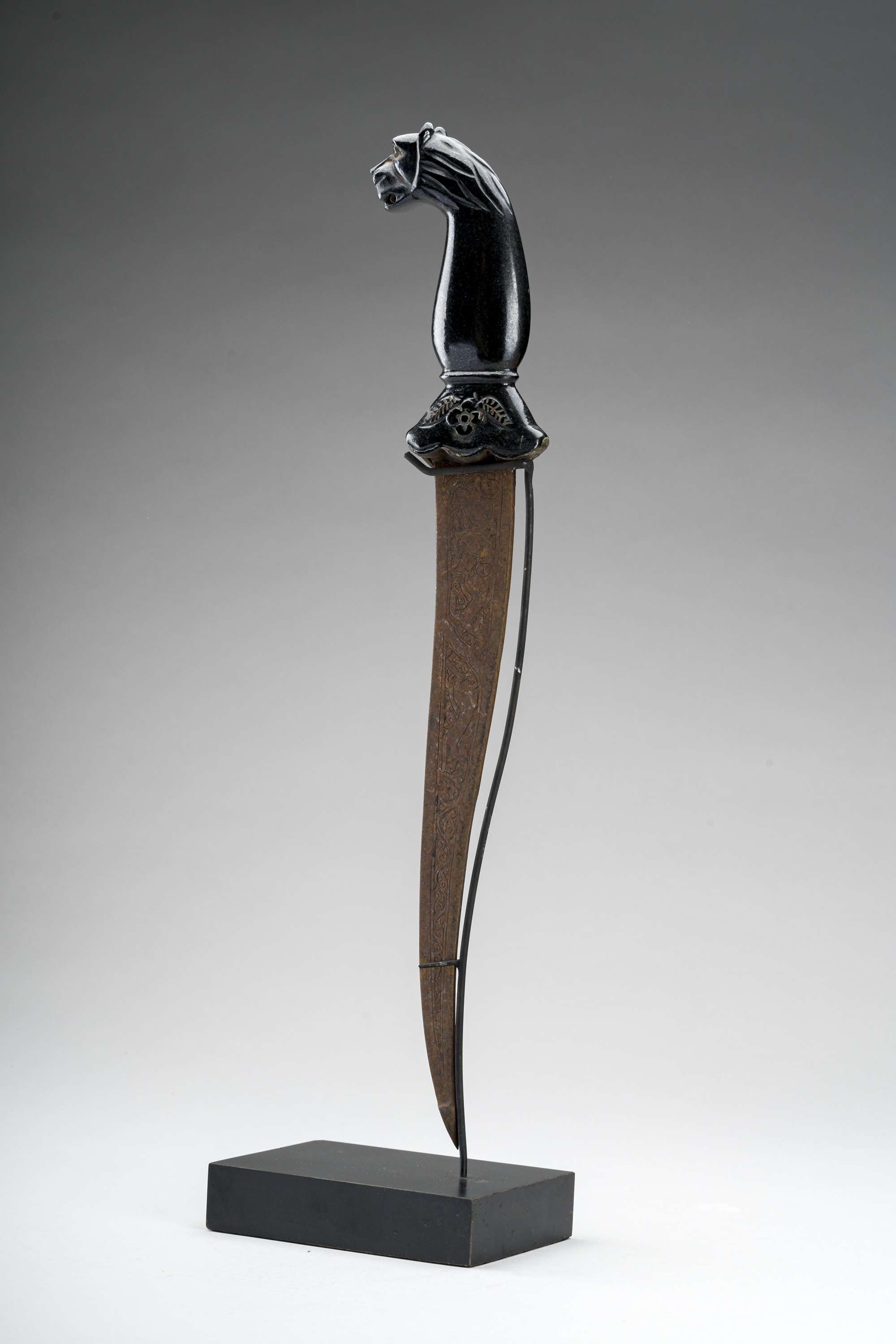 Lot 697 - A MUGHAL HARDSTONE AND IRON DAGGER, KHANJAR