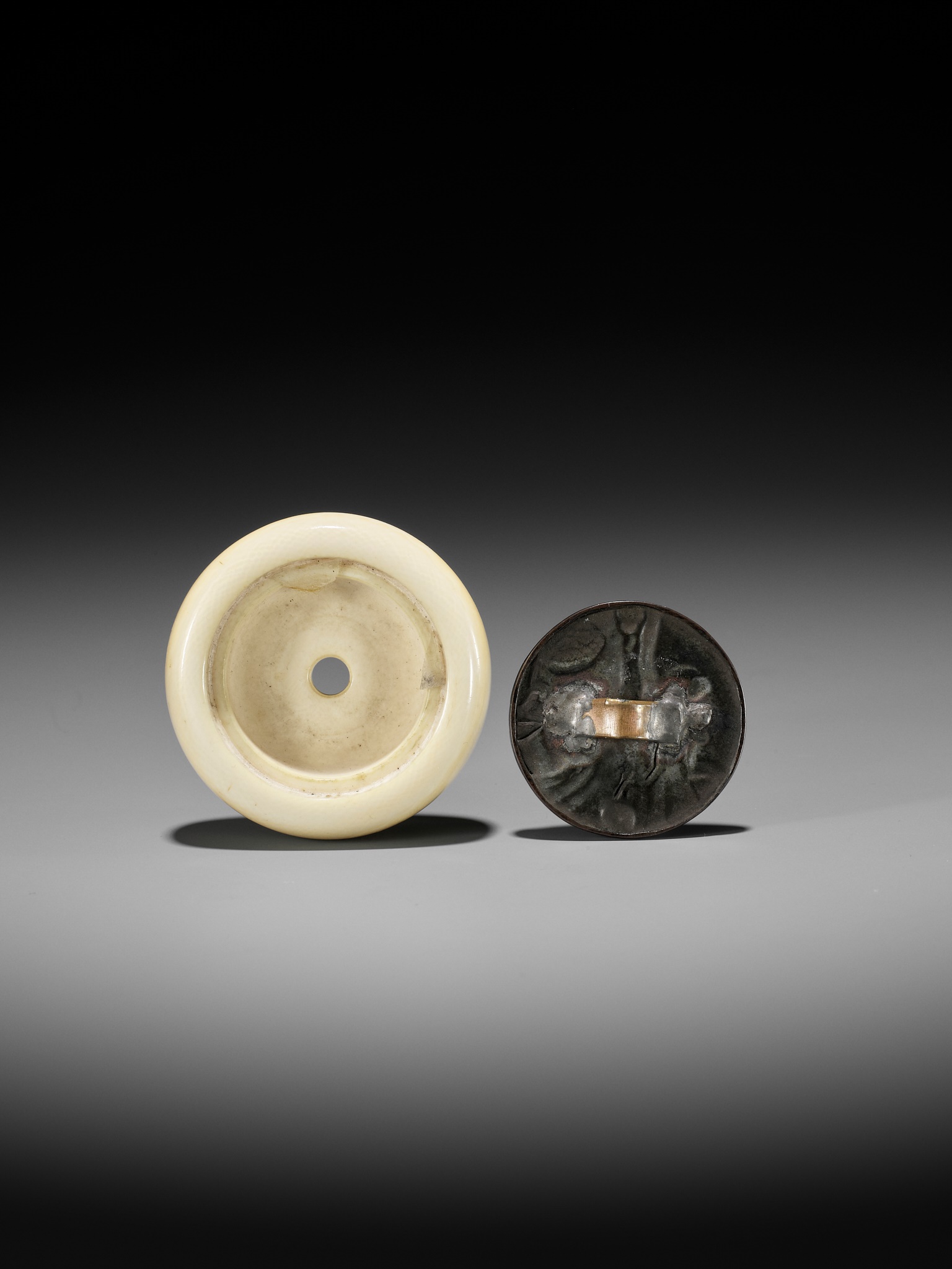 Lot 307 - AN IVORY KAGAMIBUTA NETSUKE DEPICTING