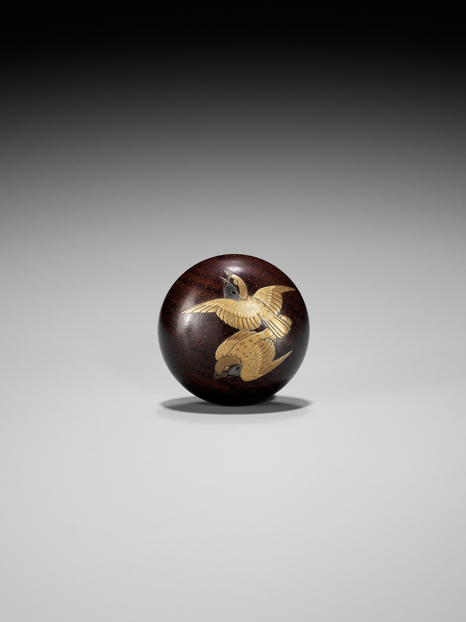Lot 296 - IKESHIMA YOSHINORI: A LACQUER MANJU NETSUKE