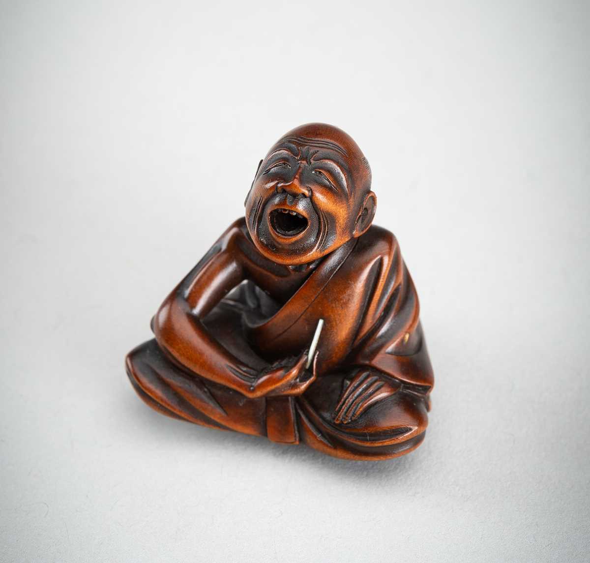 Lot 863 - A WOOD NETSUKE OF A PROFESSIONAL SNEEZER,