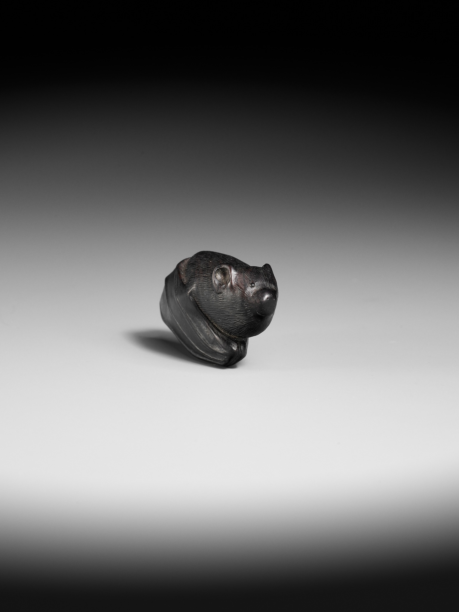 Lot 140 - A RARE EBONY NETSUKE OF A BAT