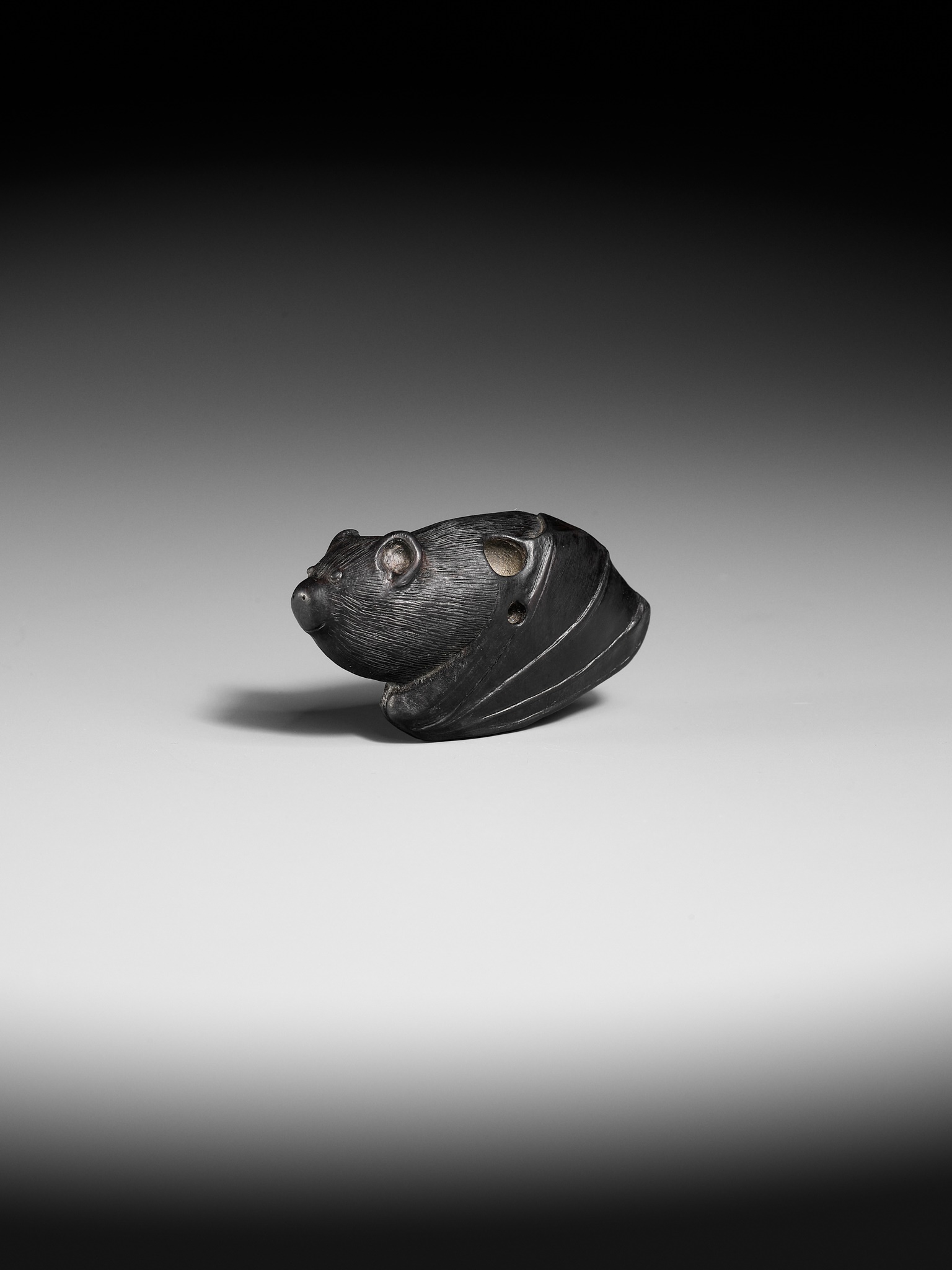 Lot 140 - A RARE EBONY NETSUKE OF A BAT