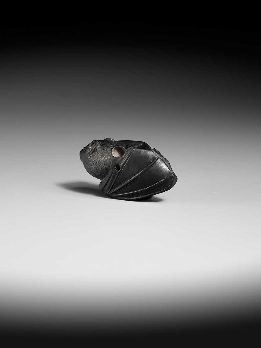 Lot 140 - A RARE EBONY NETSUKE OF A BAT