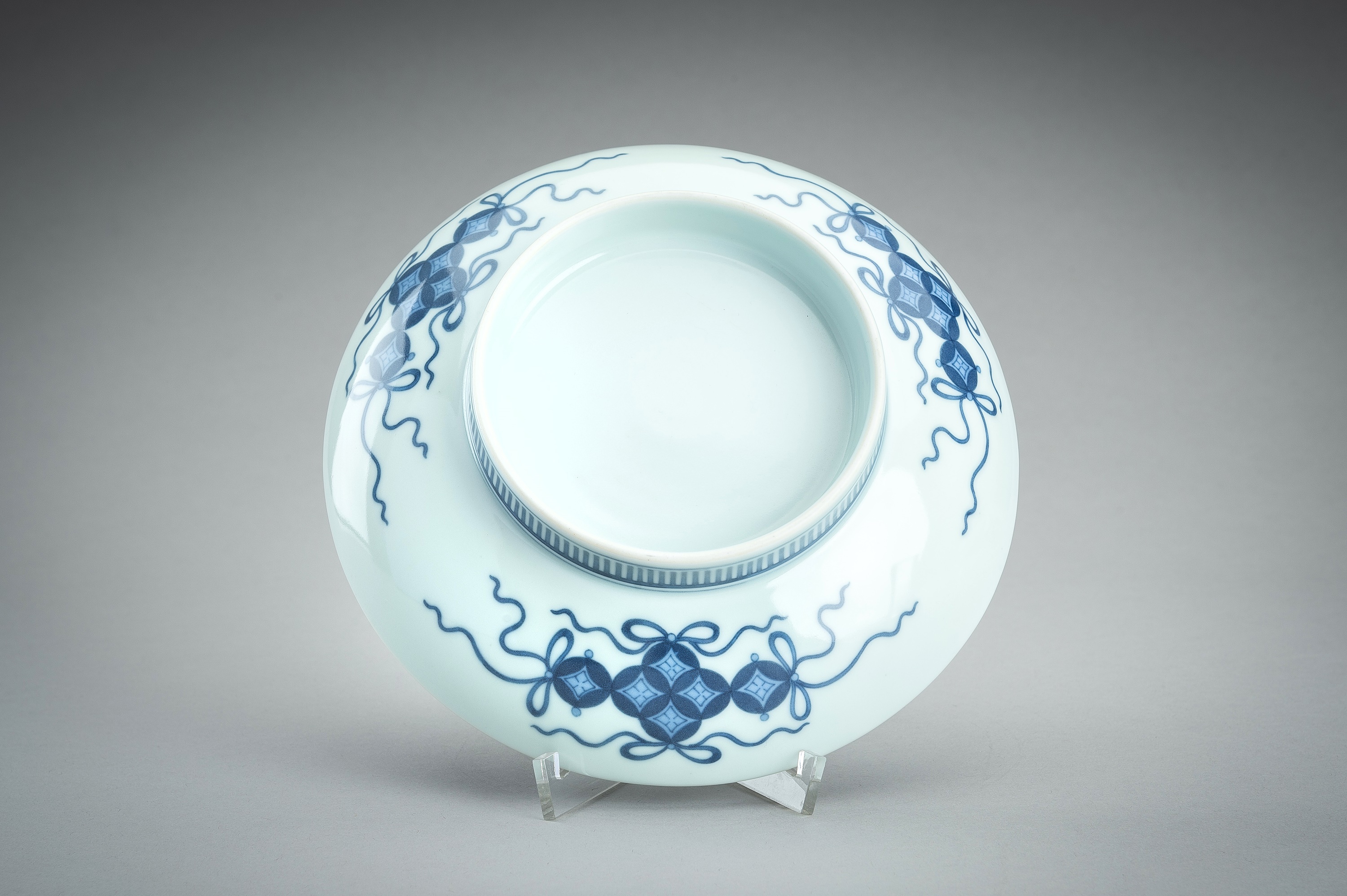 Lot 138 - A NABESHIMA PORCELAIN ´FLORAL´ BOWL, 19th