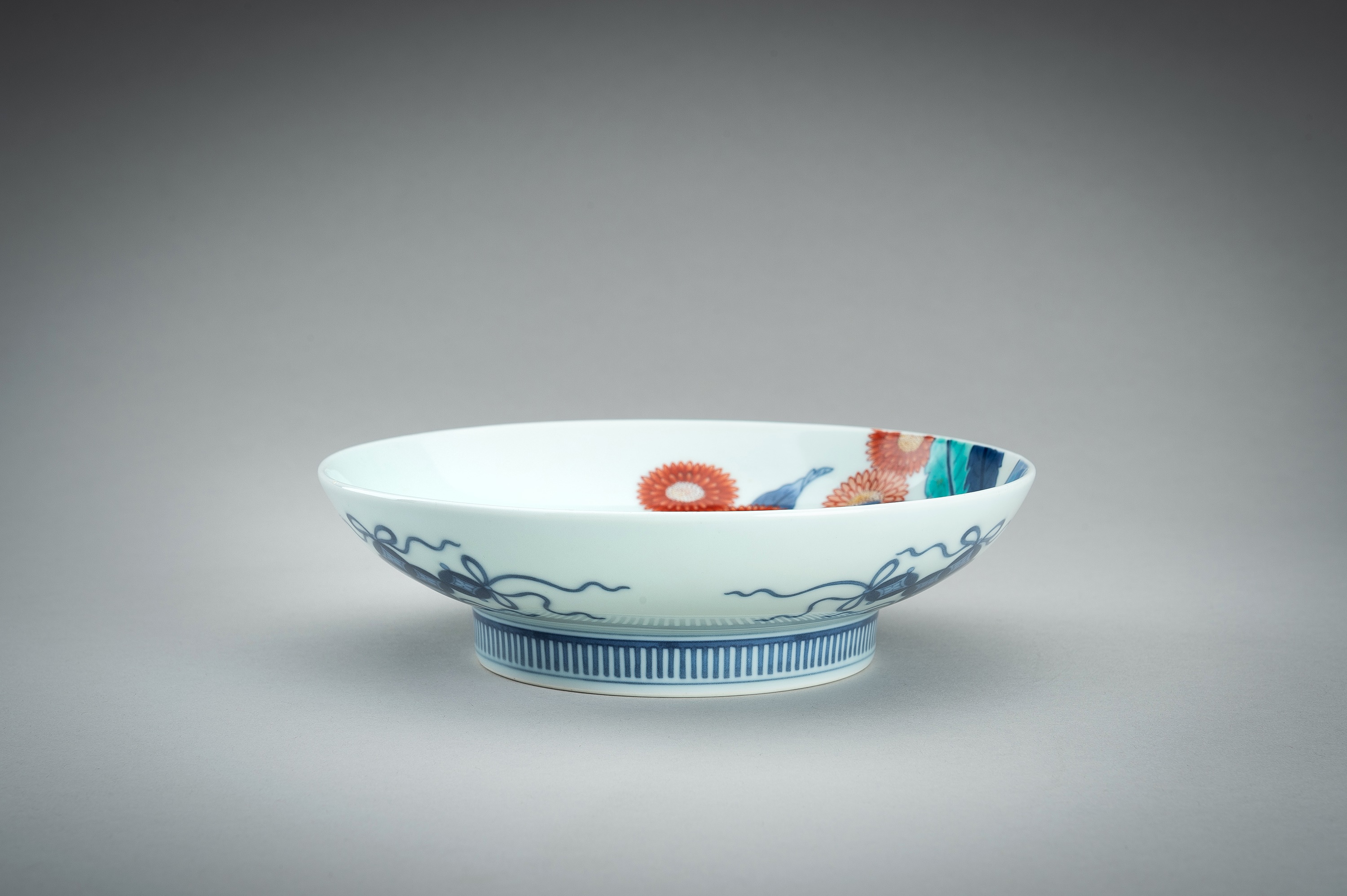Lot 138 - A NABESHIMA PORCELAIN ´FLORAL´ BOWL, 19th
