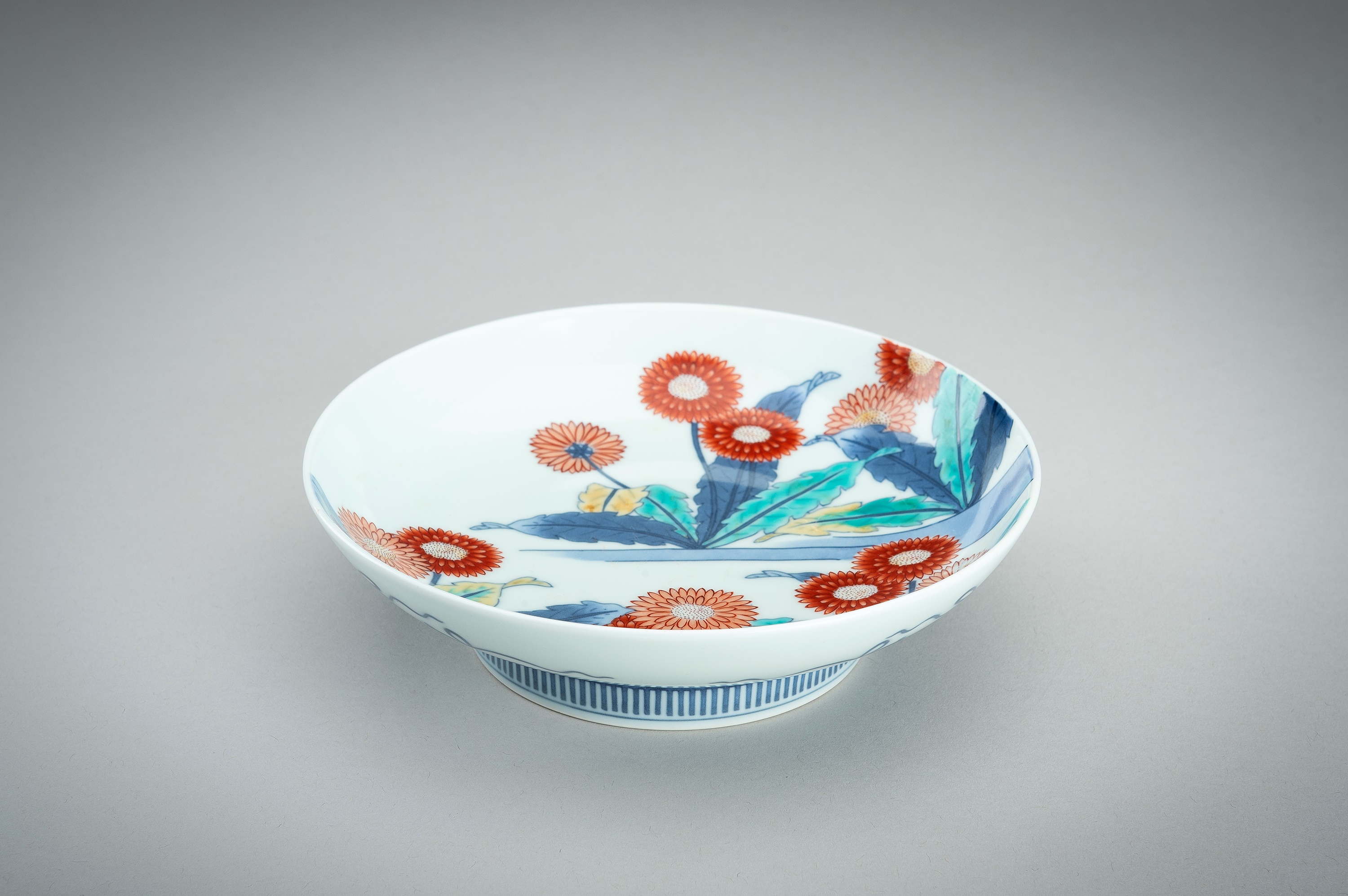 Lot 138 - A NABESHIMA PORCELAIN ´FLORAL´ BOWL, 19th