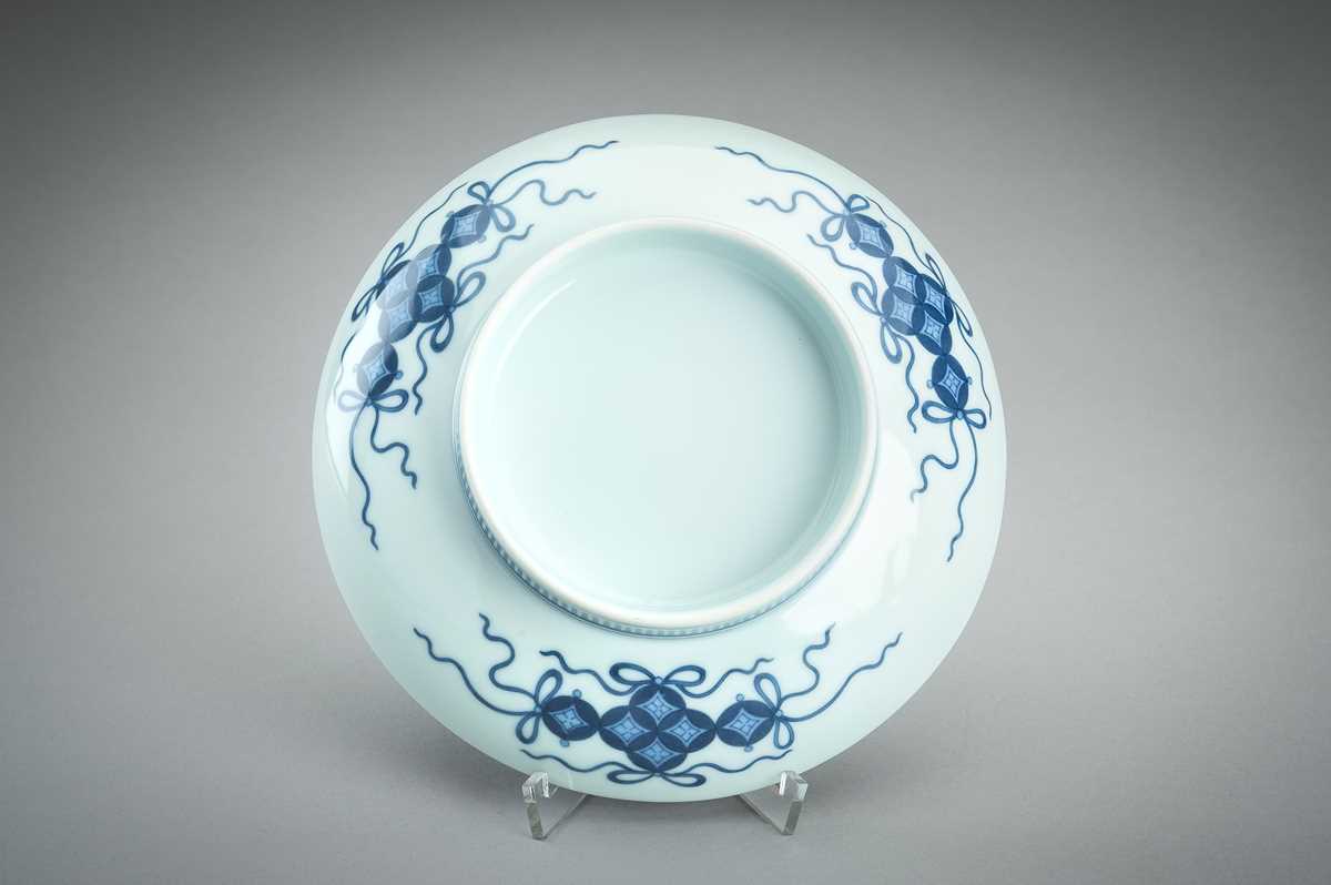 Lot 138 - A NABESHIMA PORCELAIN ´FLORAL´ BOWL, 19th