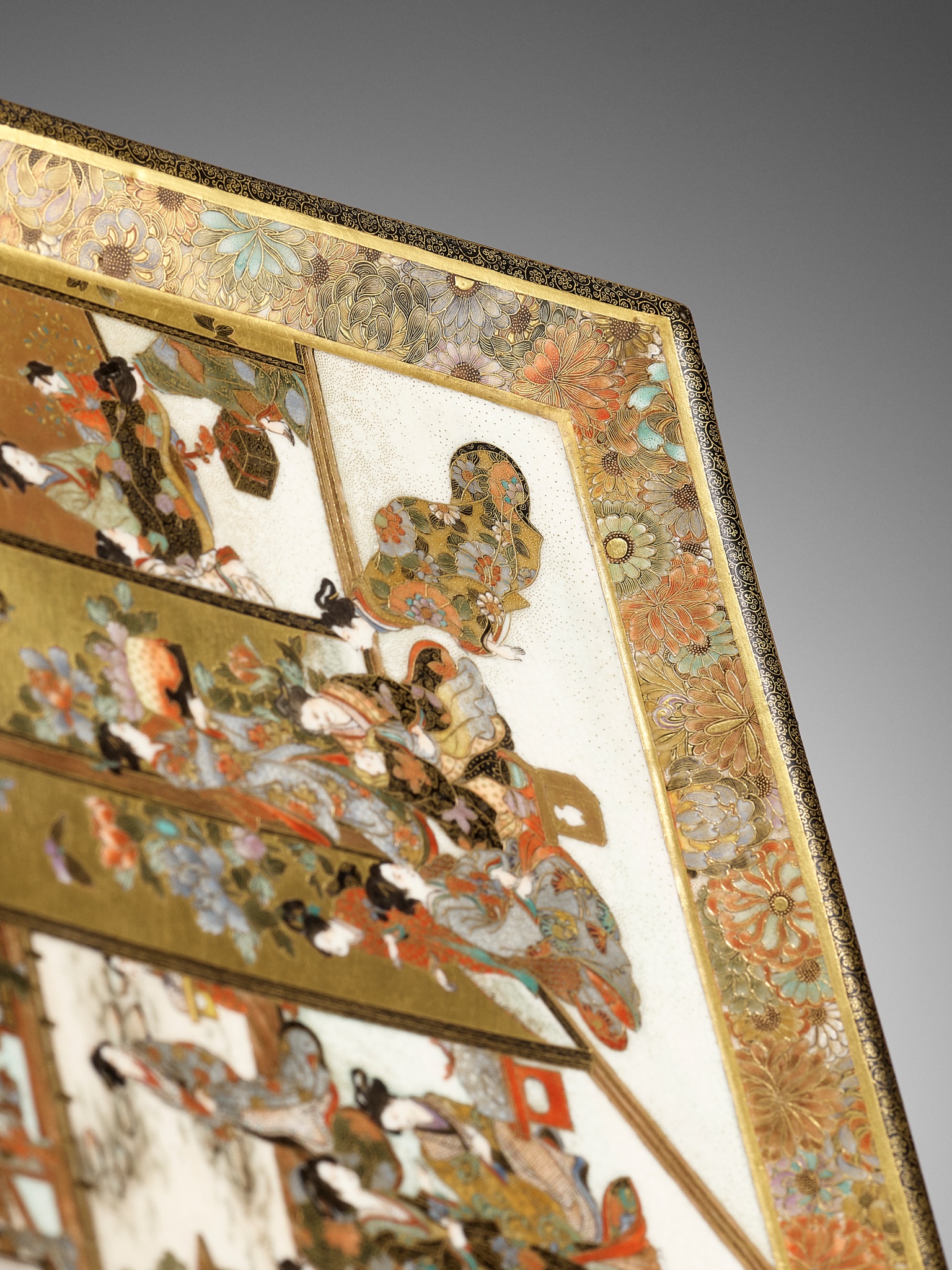 Lot 132 - SHIZAN: A MAGNIFICENT SATSUMA CERAMIC TRAY