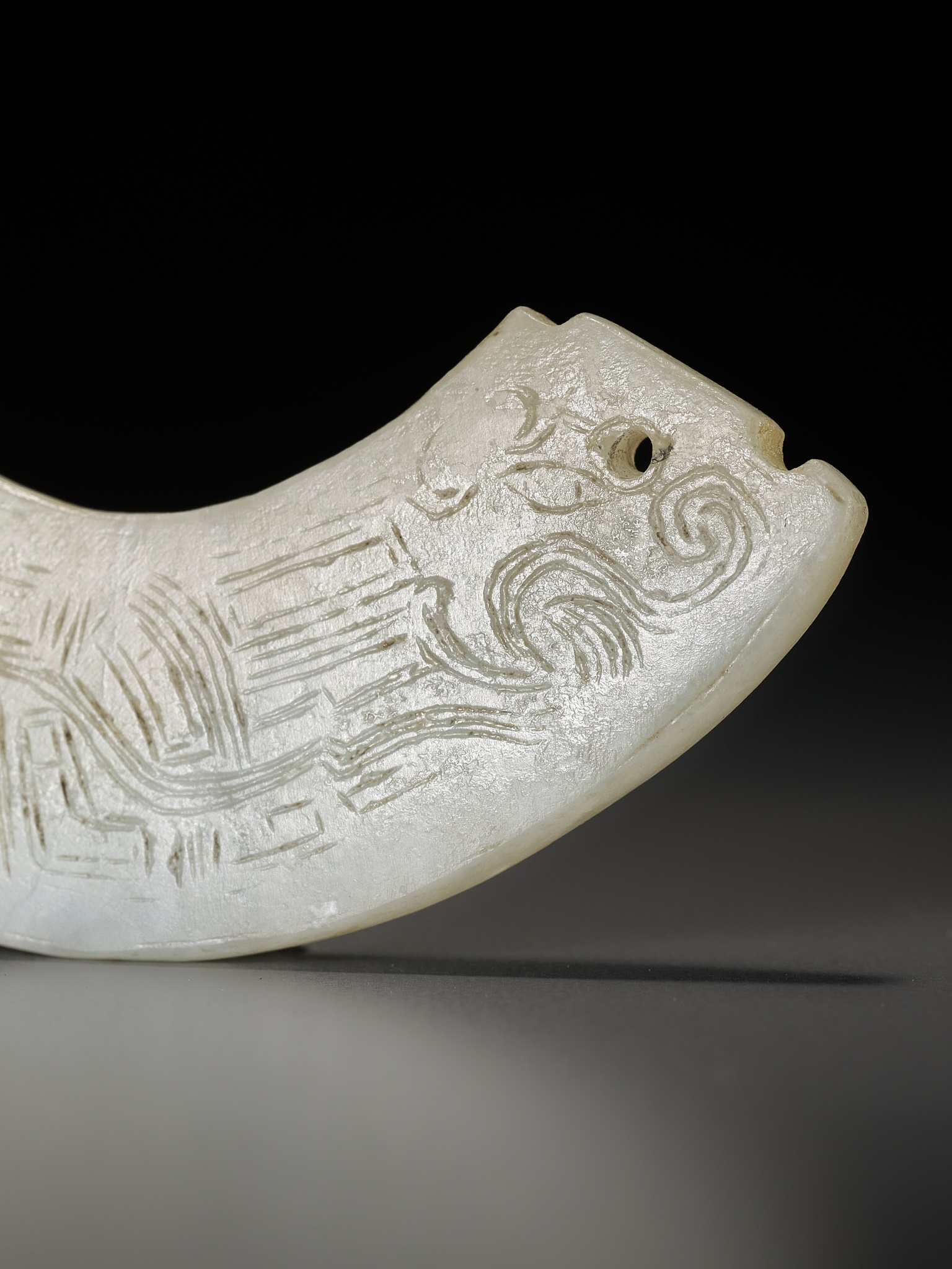 Lot 59 - A JADE ‘DRAGON’ PENDANT, HUANG, WESTERN ZHOU