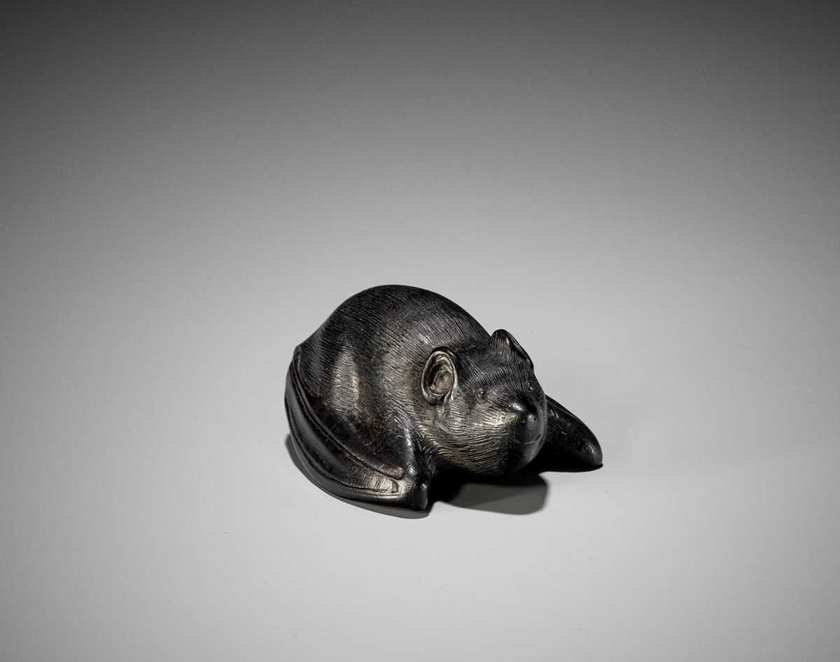 Lot 735 - A RARE EBONY WOOD NETSUKE OF A BAT, EDO