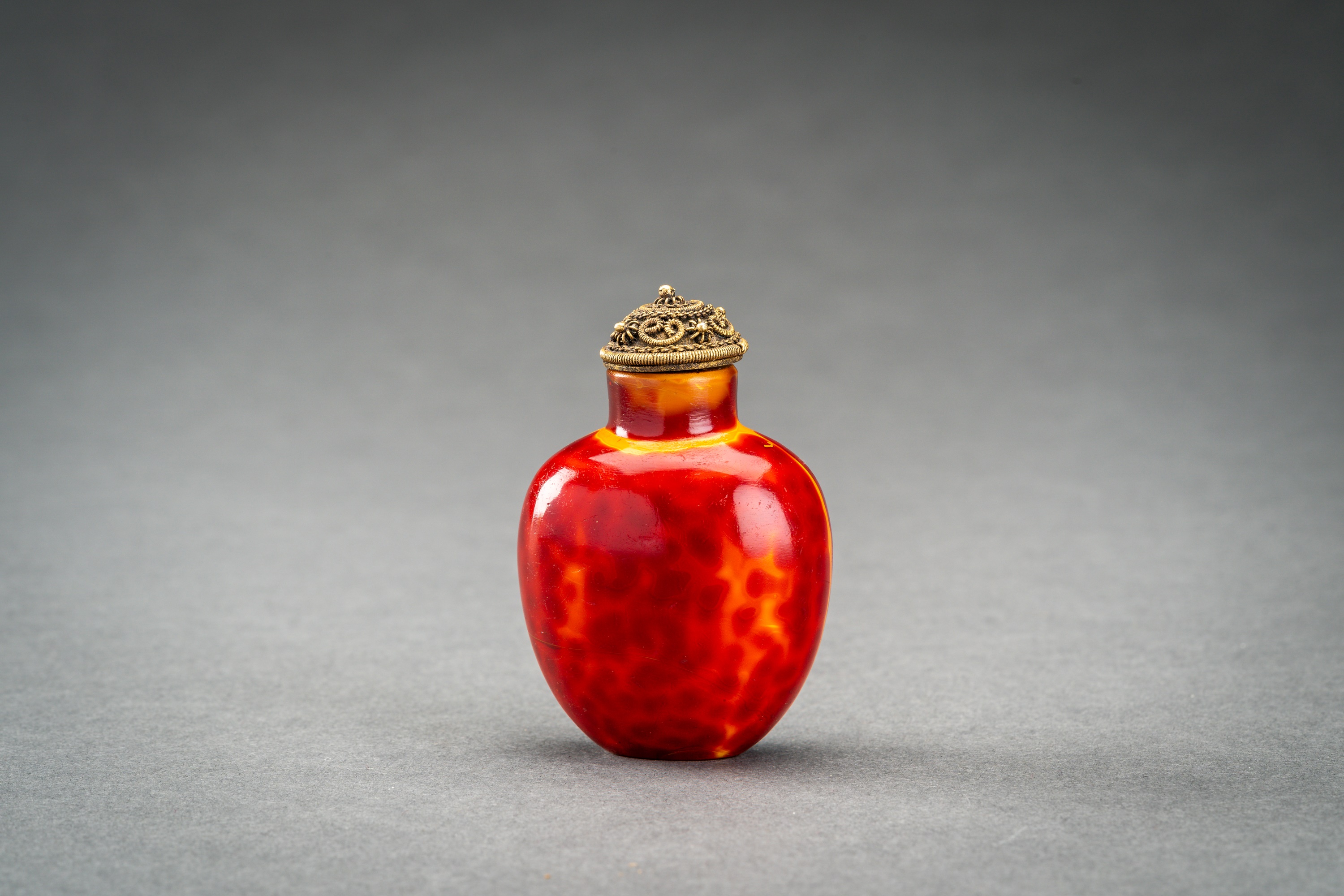 Lot 439 - A ‘REALGAR’ GLASS SNUFF BOTTLE, QING DYNASTY