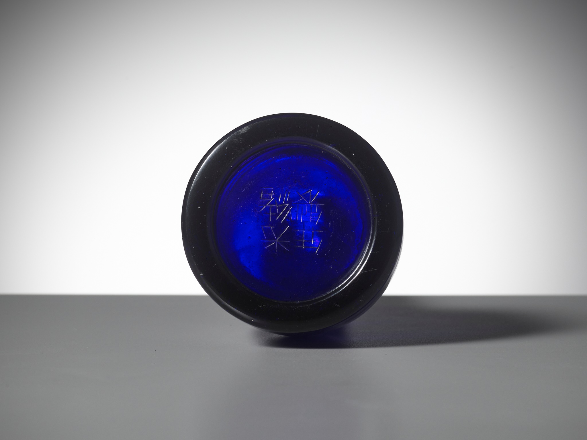 Lot 24 - AN IMPERIAL INDIGO-BLUE GLASS MALLET VASE,
