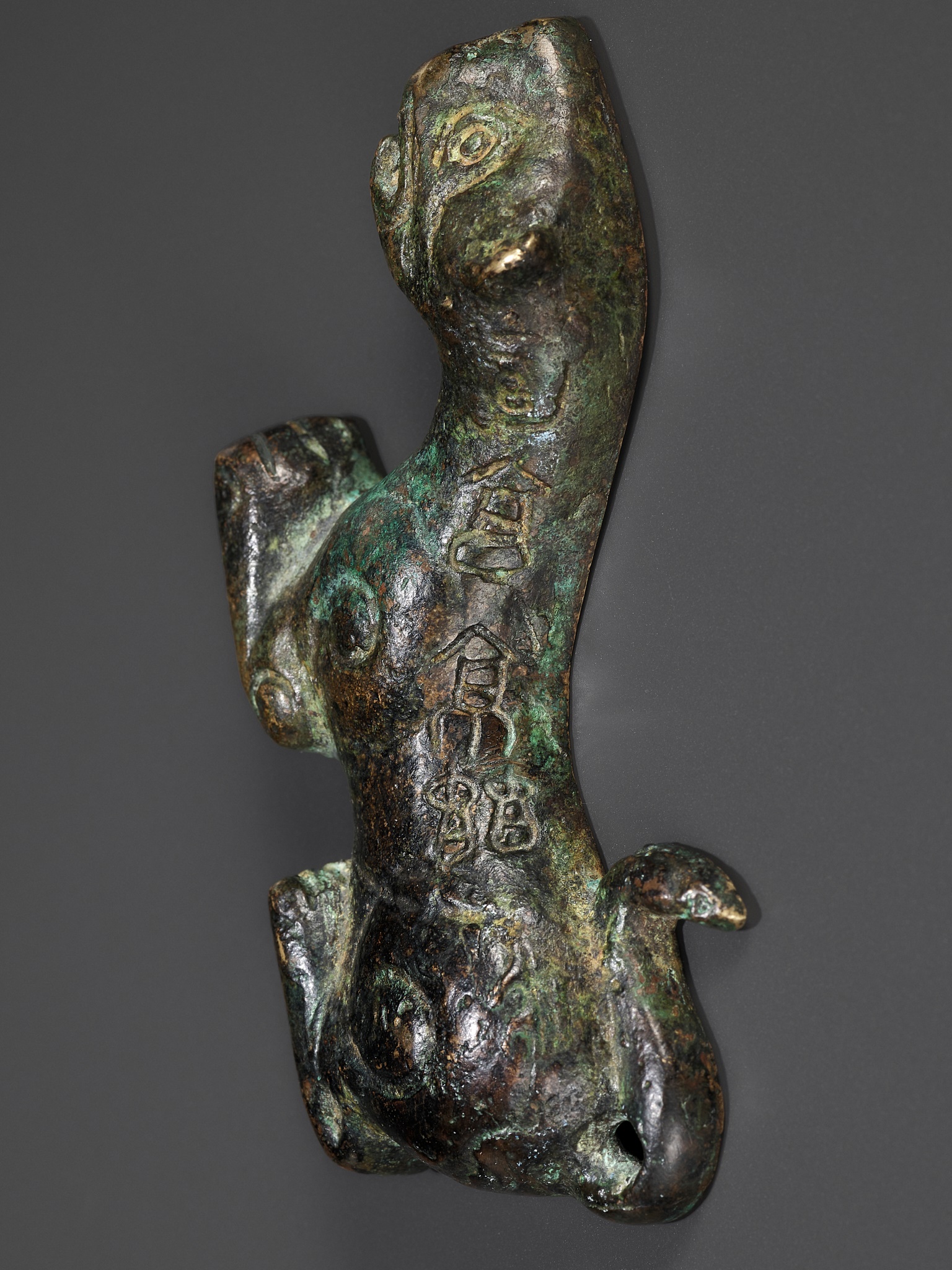 Lot 306 - AN INSCRIBED HALF OF A BRONZE TIGER TALLY,