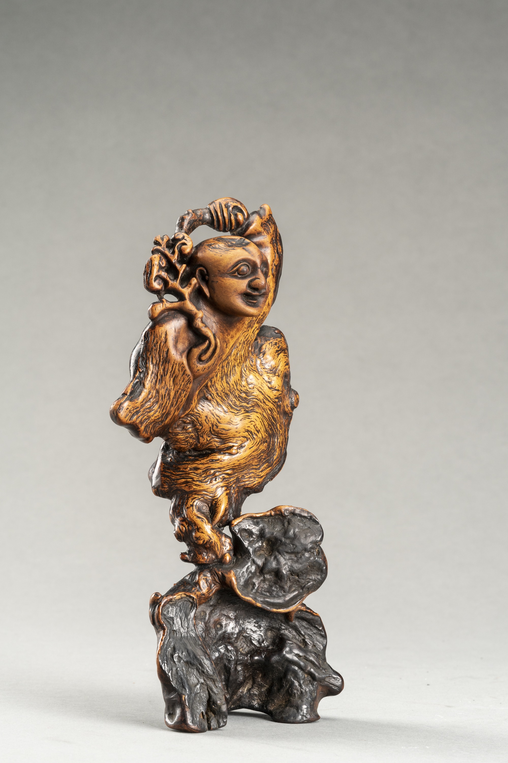 Lot 32 - AN EXPRESSIVE ROOT WOOD FIGURE OF A BOY, QING