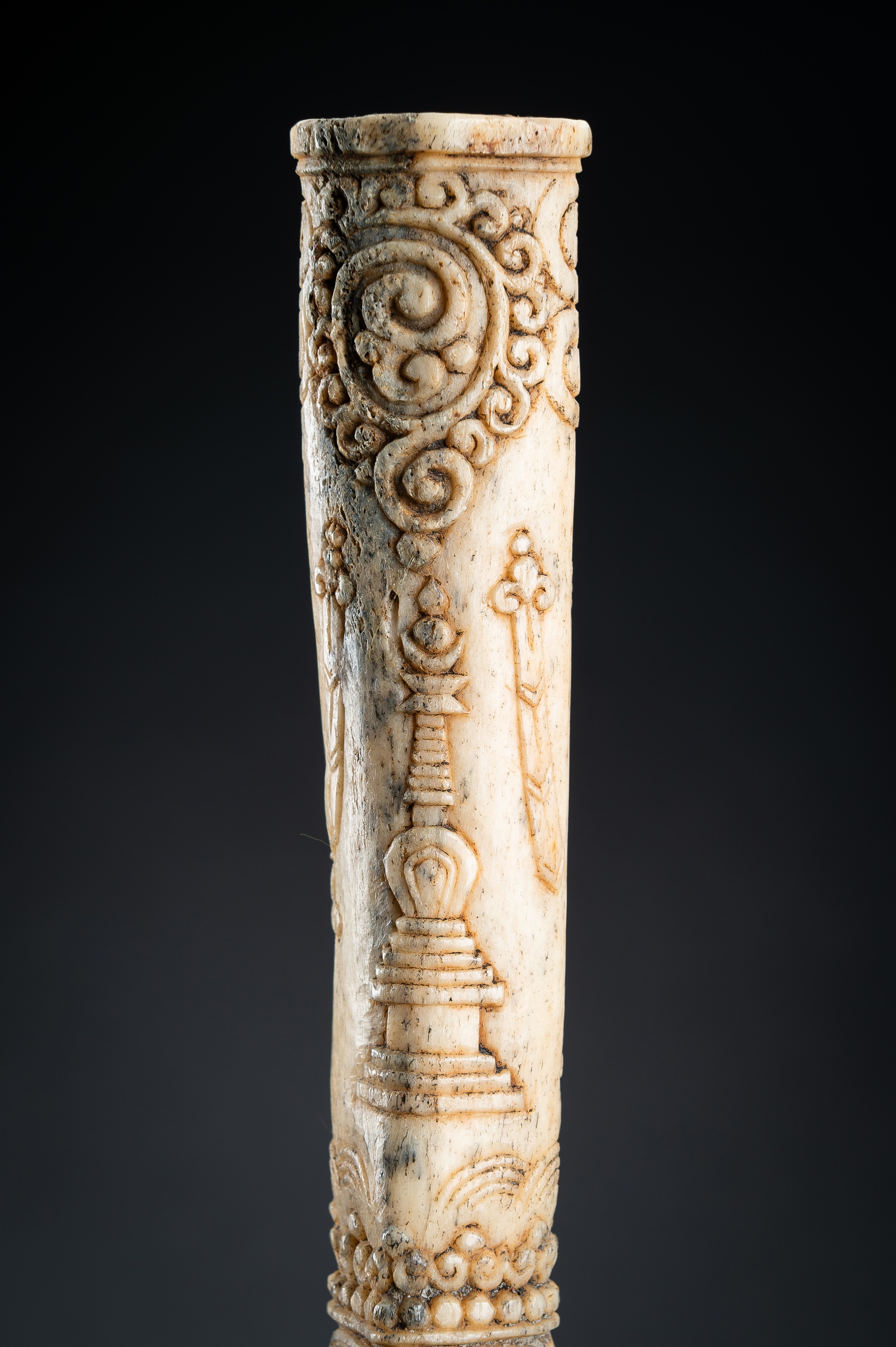 Lot 210 - A TIBETAN BONE TRUMPET, KANGLING, 19th