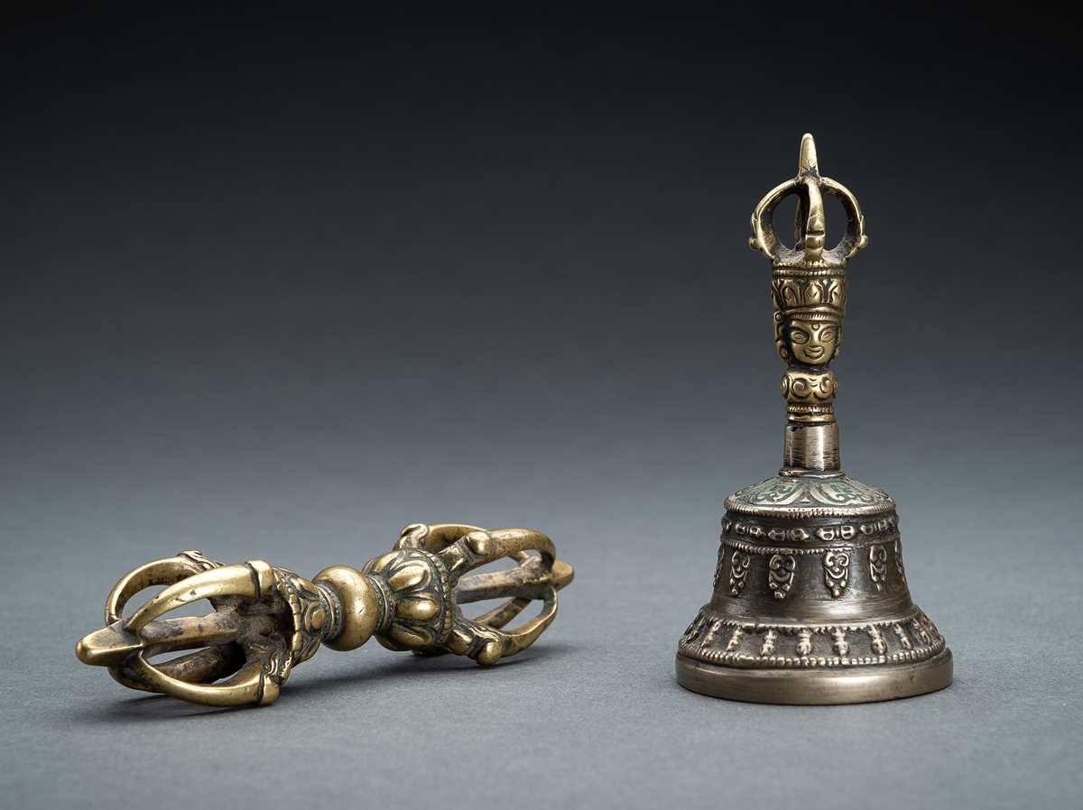 Lot 201 - A LOT WITH A TIBETAN BRONZE GHANTA AND VAJRA