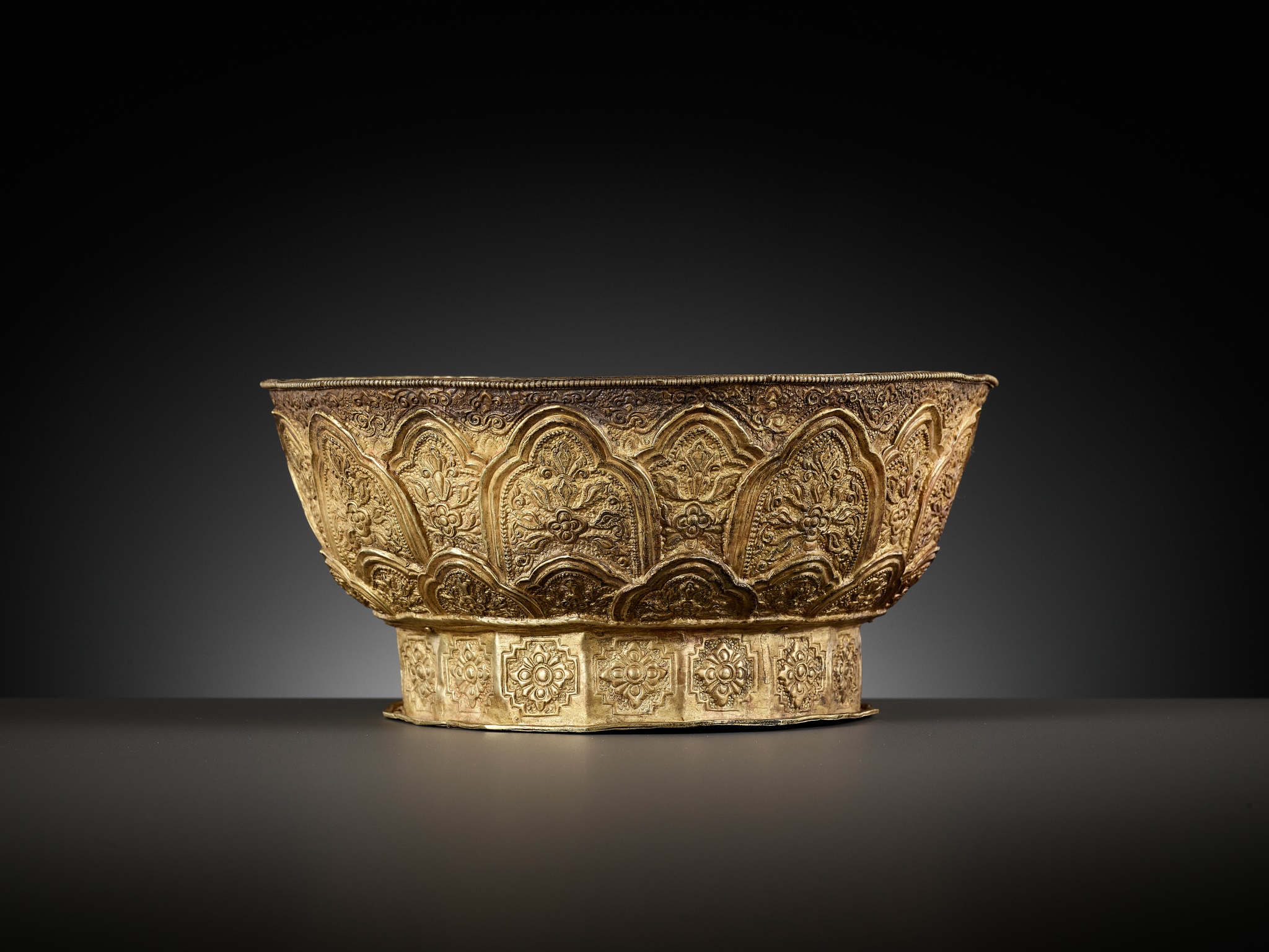 Lot 210 - AN IMPORTANT SILVER-INLAID GOLD REPOUSSÉ