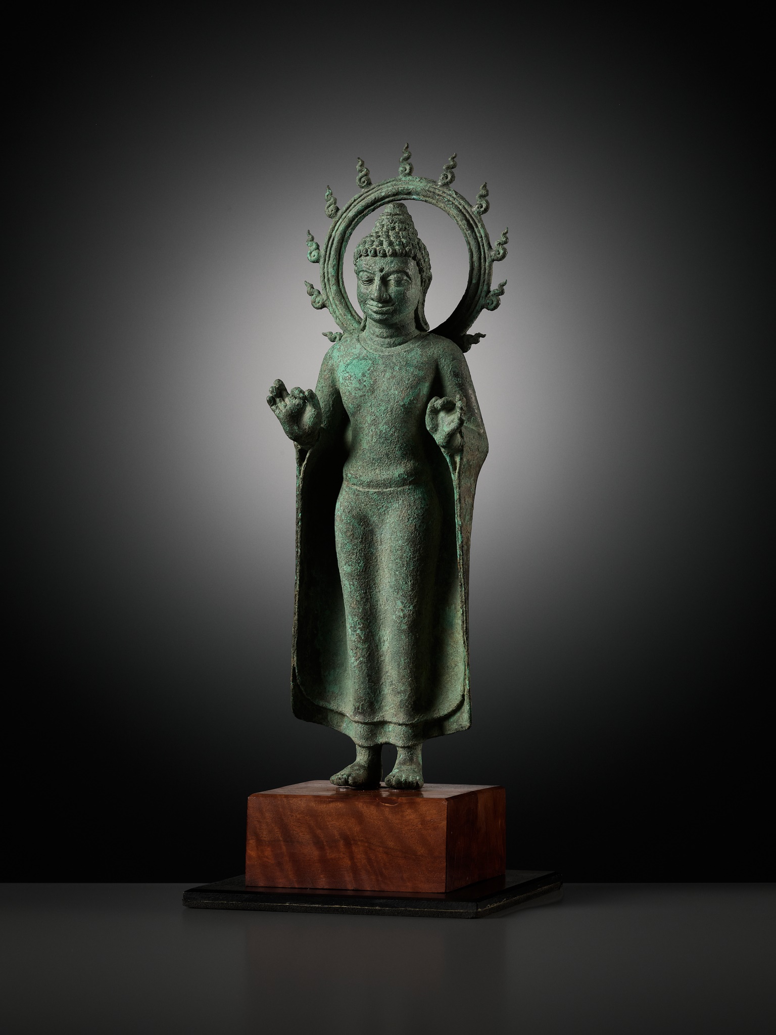 Lot 211 - AN IMPORTANT BRONZE STATUE OF BUDDHA WITHIN