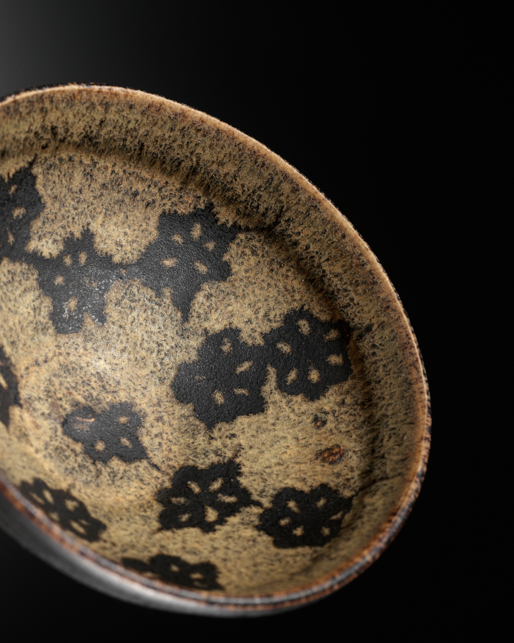 Lot 162 - A JIZHOU PAPERCUT RESIST-DECORATED ‘PRUNUS’