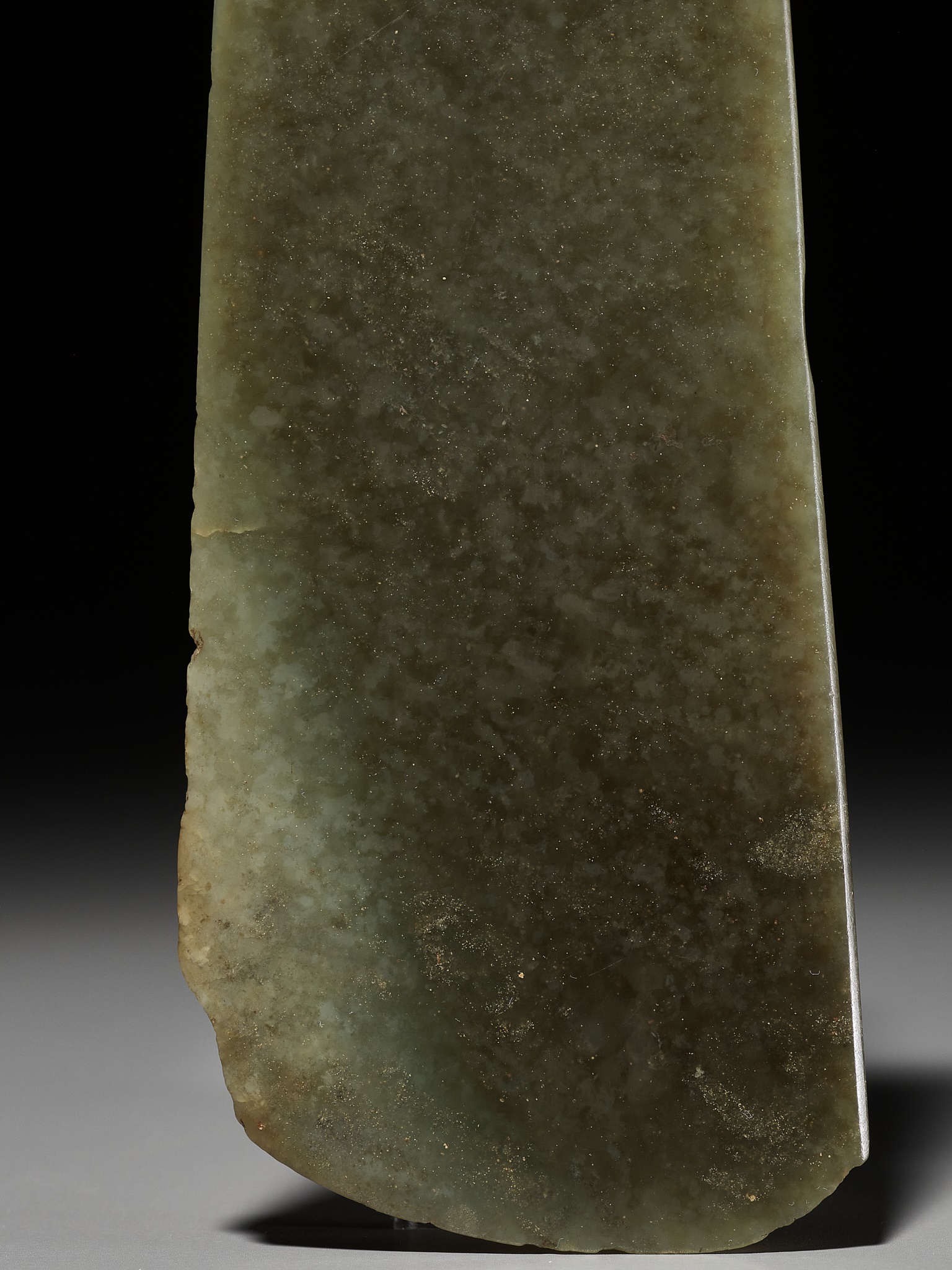 Lot 41 - AN ARCHAIC CEREMONIAL JADE BLADE, YUE,
