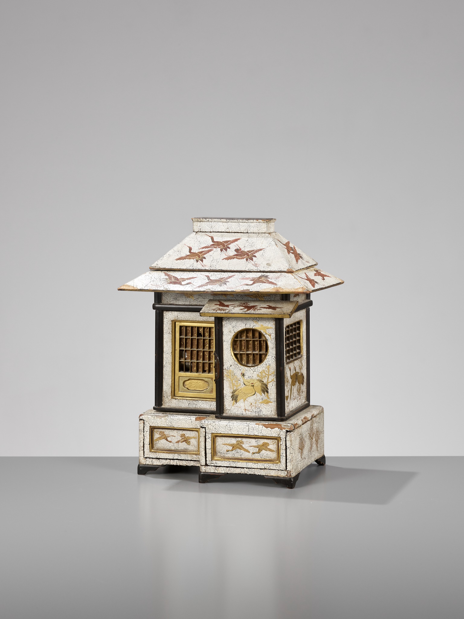 Lot 333 - A RARE EGGSHELL LACQUER MINIATURE TEA HOUSE