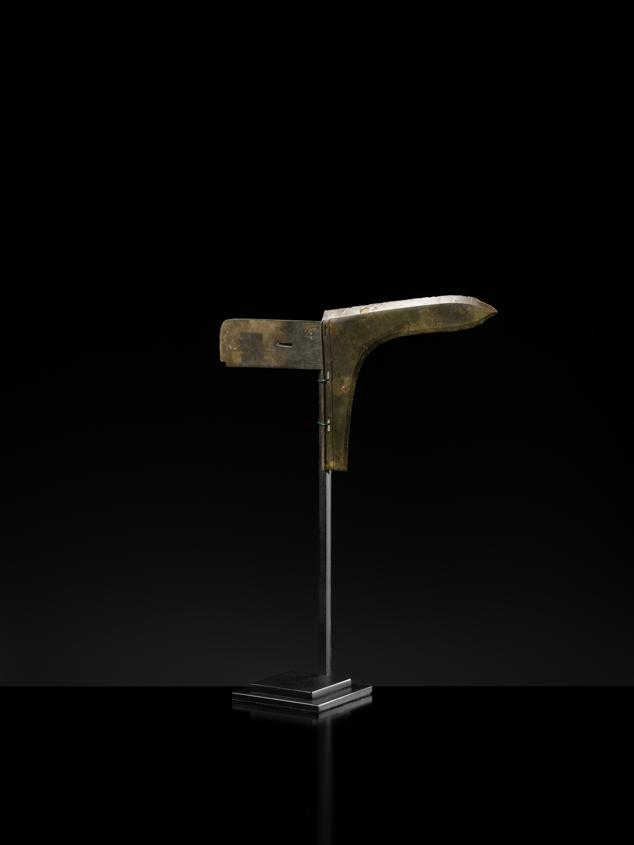 Lot 298 - A BRONZE HALBERD BLADE, GE, EASTERN ZHOU