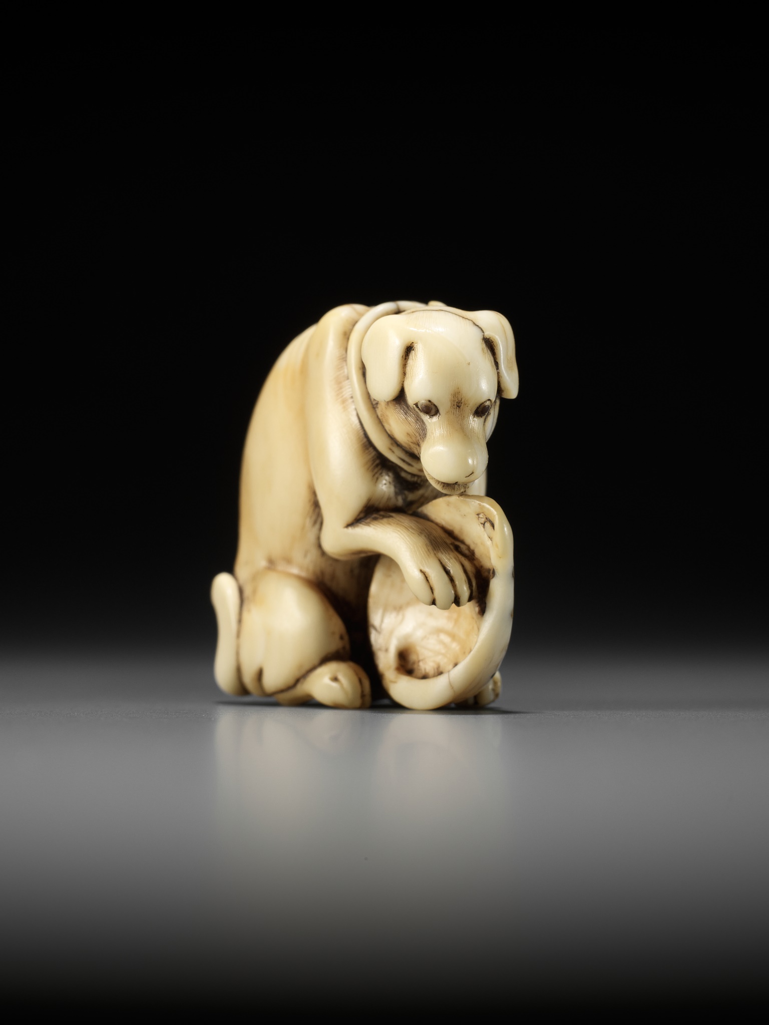 Lot 298 - TOMOTADA: A GOOD KYOTO SCHOOL IVORY NETSUKE