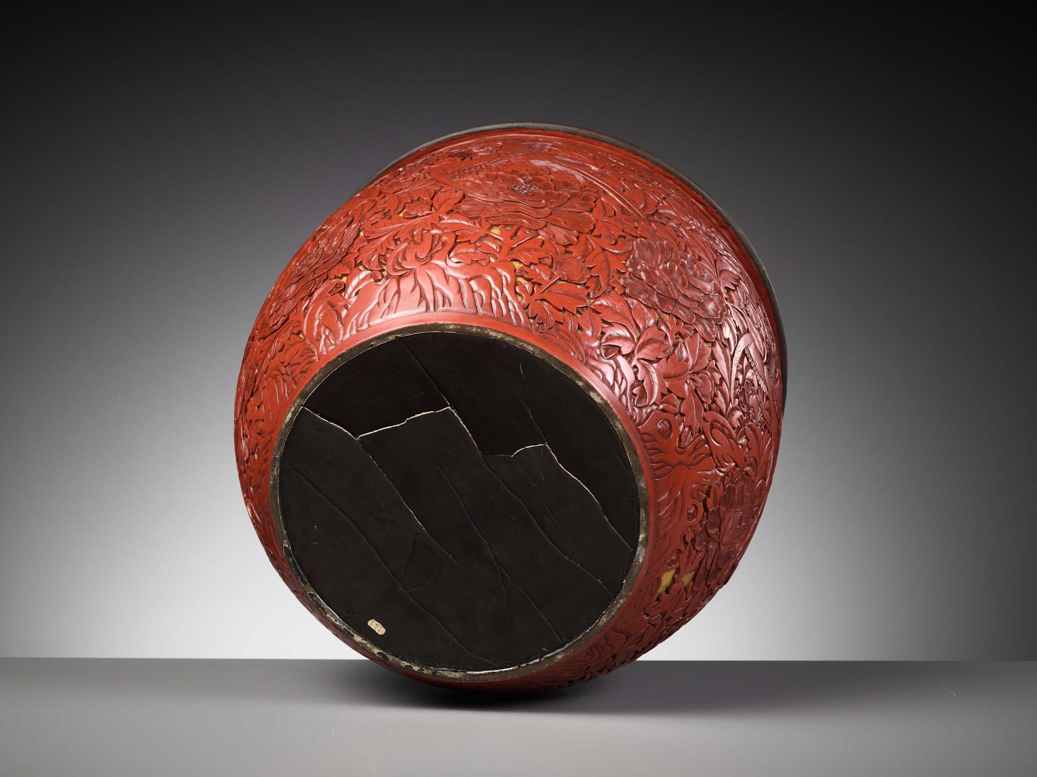 Lot 6 - A LARGE CINNABAR LACQUER ‘PHOENIX’ FLOWERPOT,