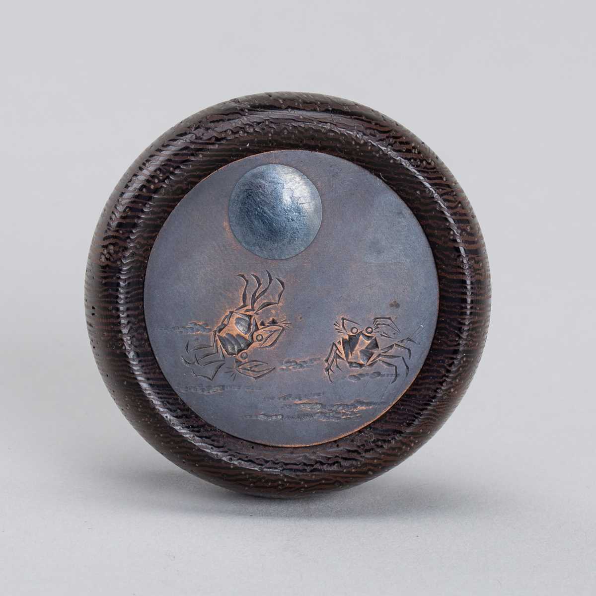 Lot 442 - A WOOD KAGAMIBUTA NETSUKE WITH SHIBUICHI