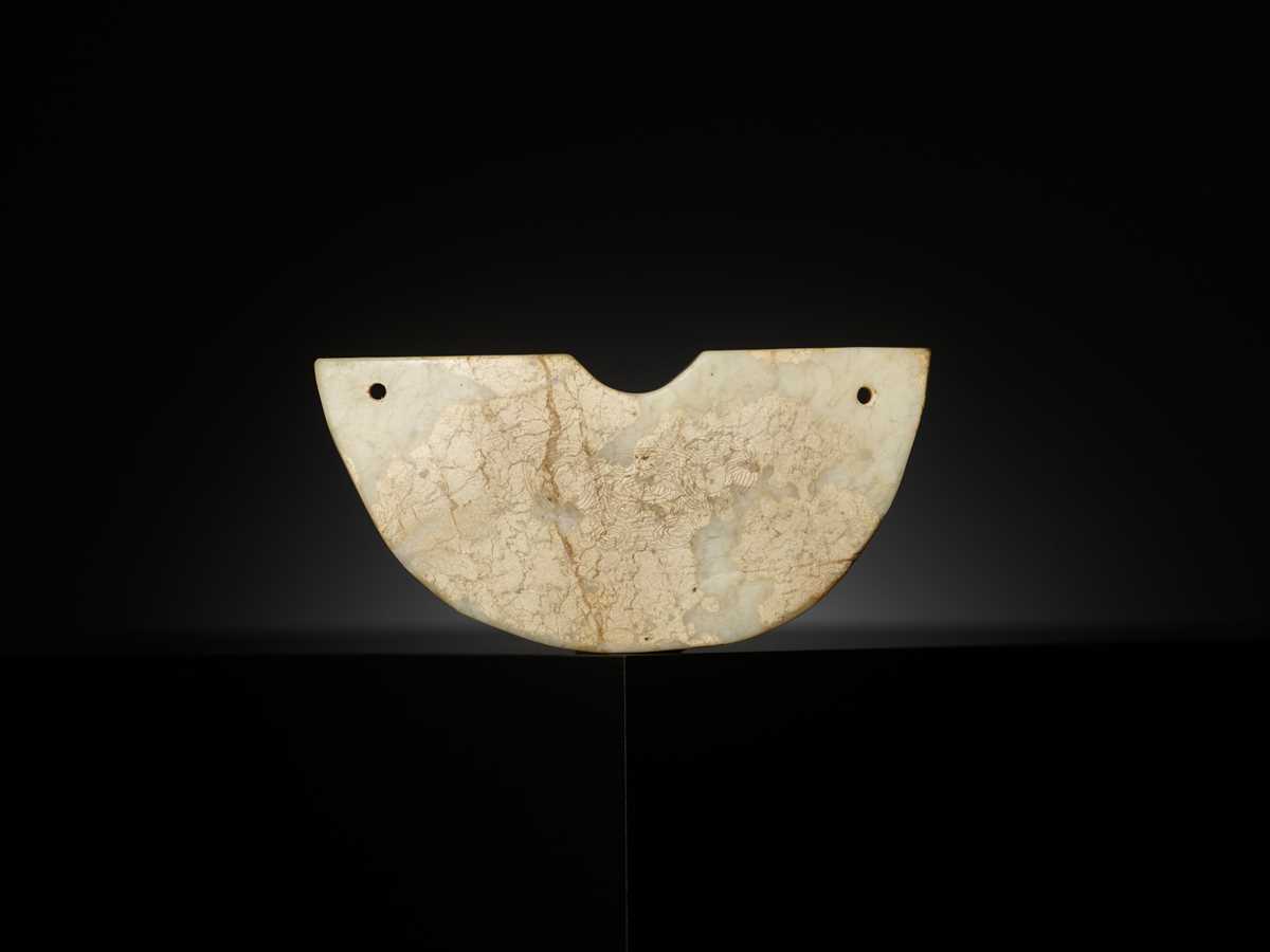 A JADE ARC-SHAPED ‘MASK’ PENDANT, HUANG, LIANGZHU