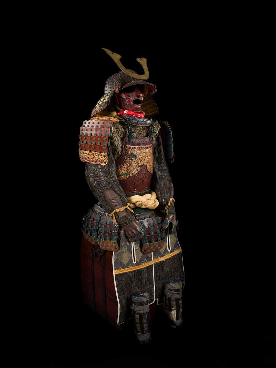 Lot 55 - A KAGA STYLE SUIT OF ARMOR WITH A HOSHIBACHI