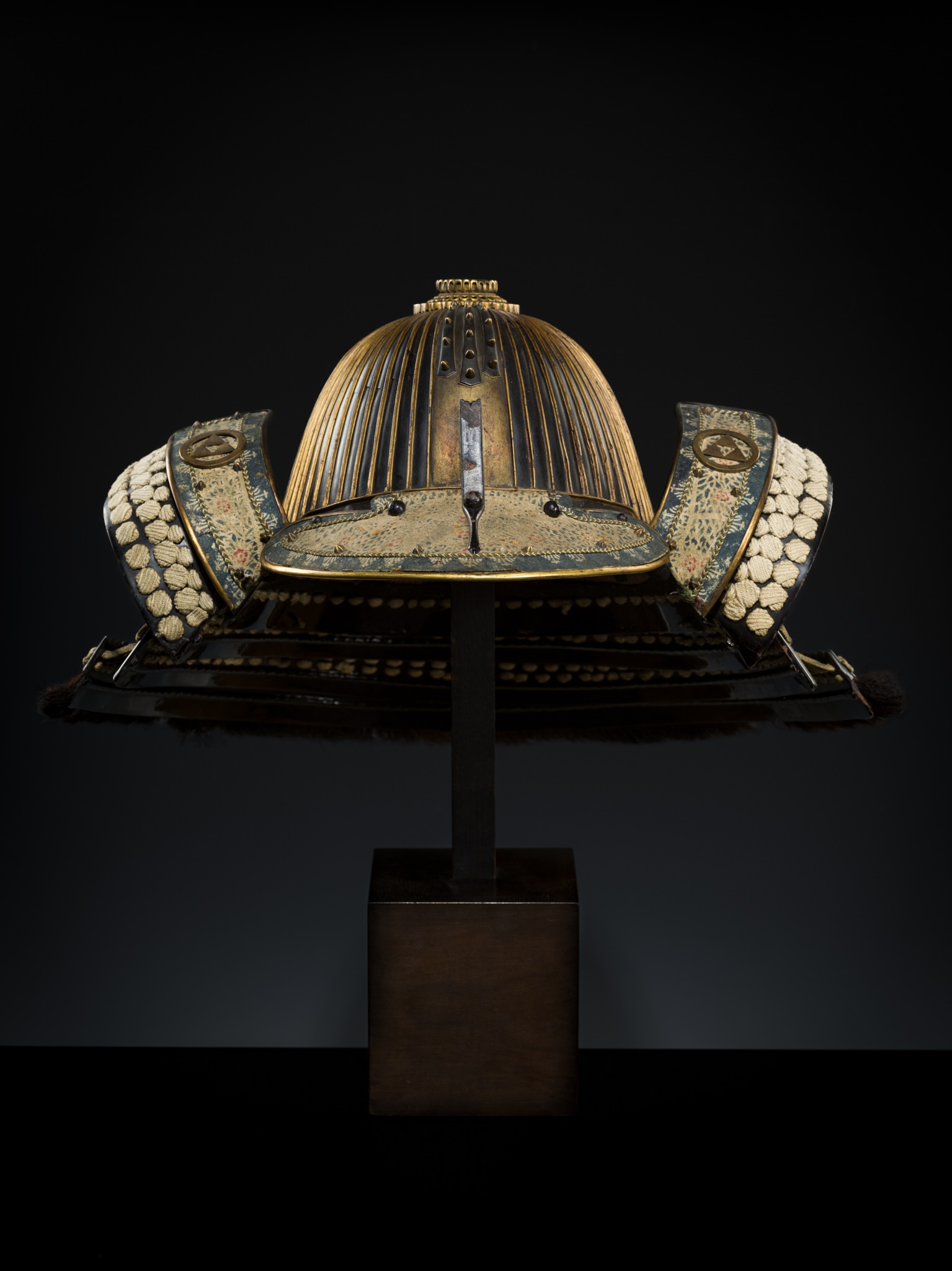 Lot 59 - AN IRON SUJIBACHI KABUTO WITH HOJO CLAN MON