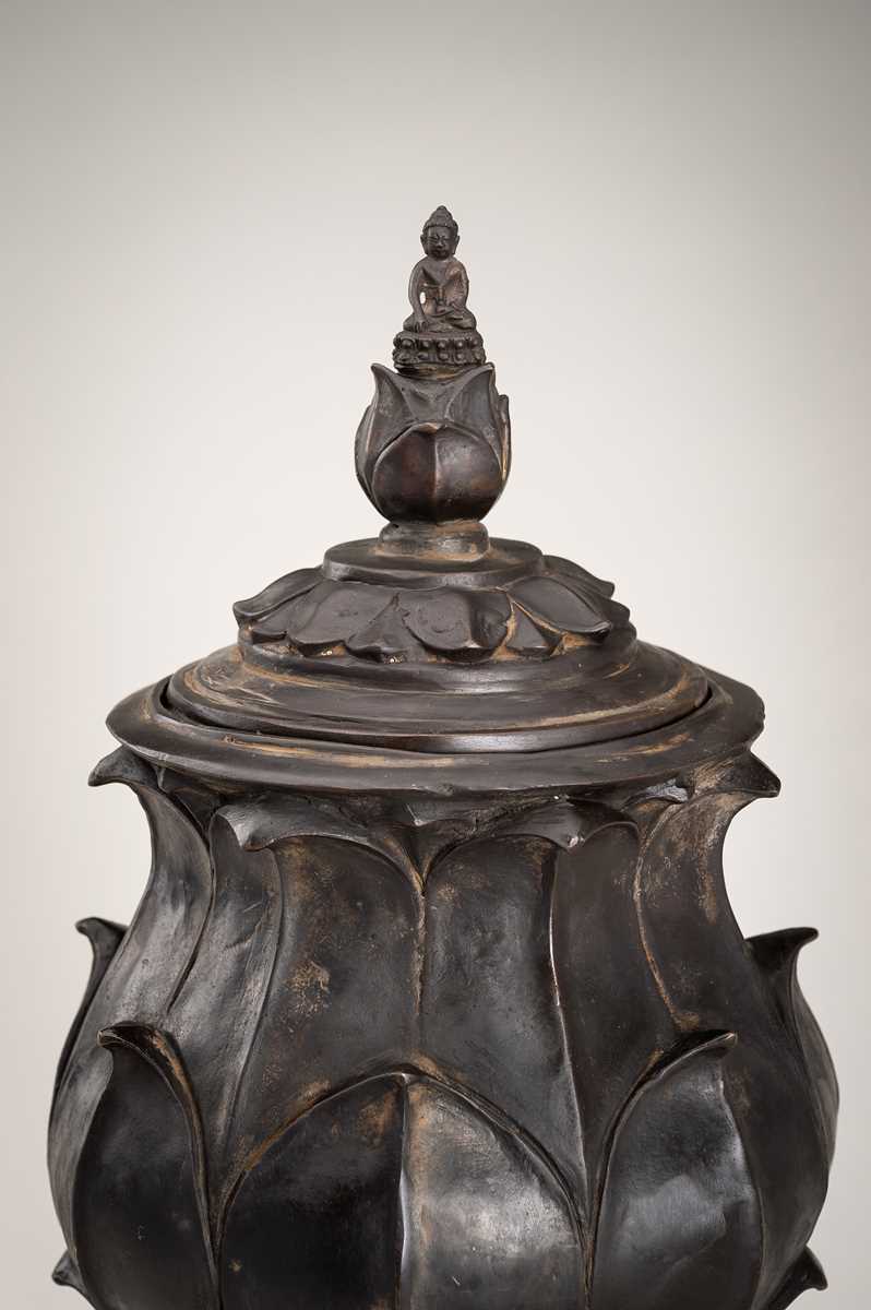 Lot 1419 - A LARGE BRONZE LOTUS-FORM VESSEL DEPICTING