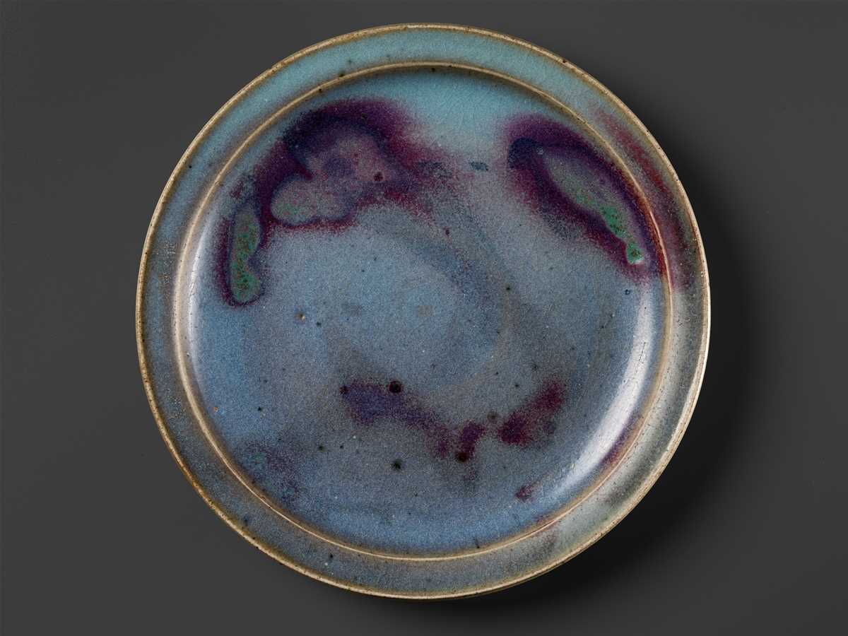 Lot 147 - A PURPLE-SPLASHED JUN-GLAZED DISH, JIN TO