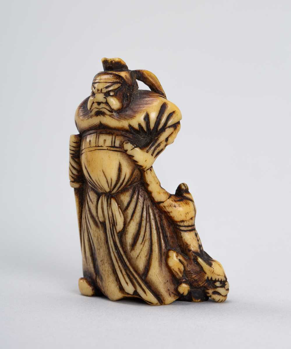 Lot 483 - A FINE ANTLER NETSUKE OF SHOKI AND ONI