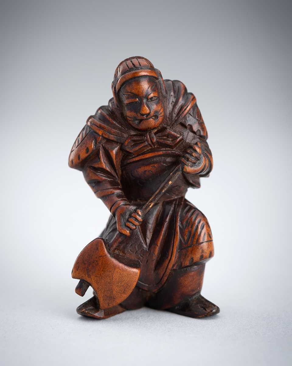 Lot 439 - A WOOD NETSUKE OF BENKEI BRANDISHING AN AX