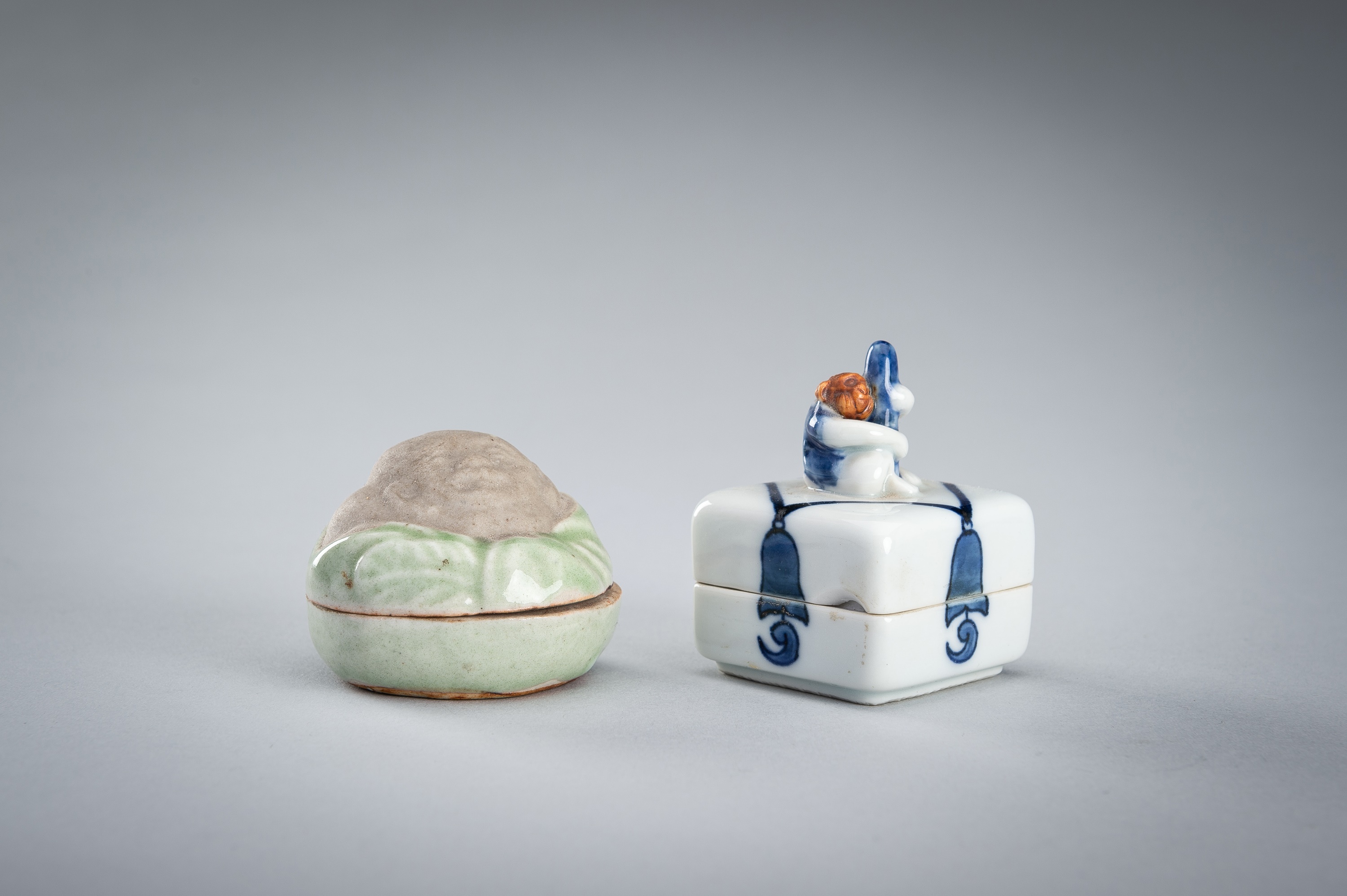 Lot 252 - A GROUP OF SIX CERAMIC OBJECTS